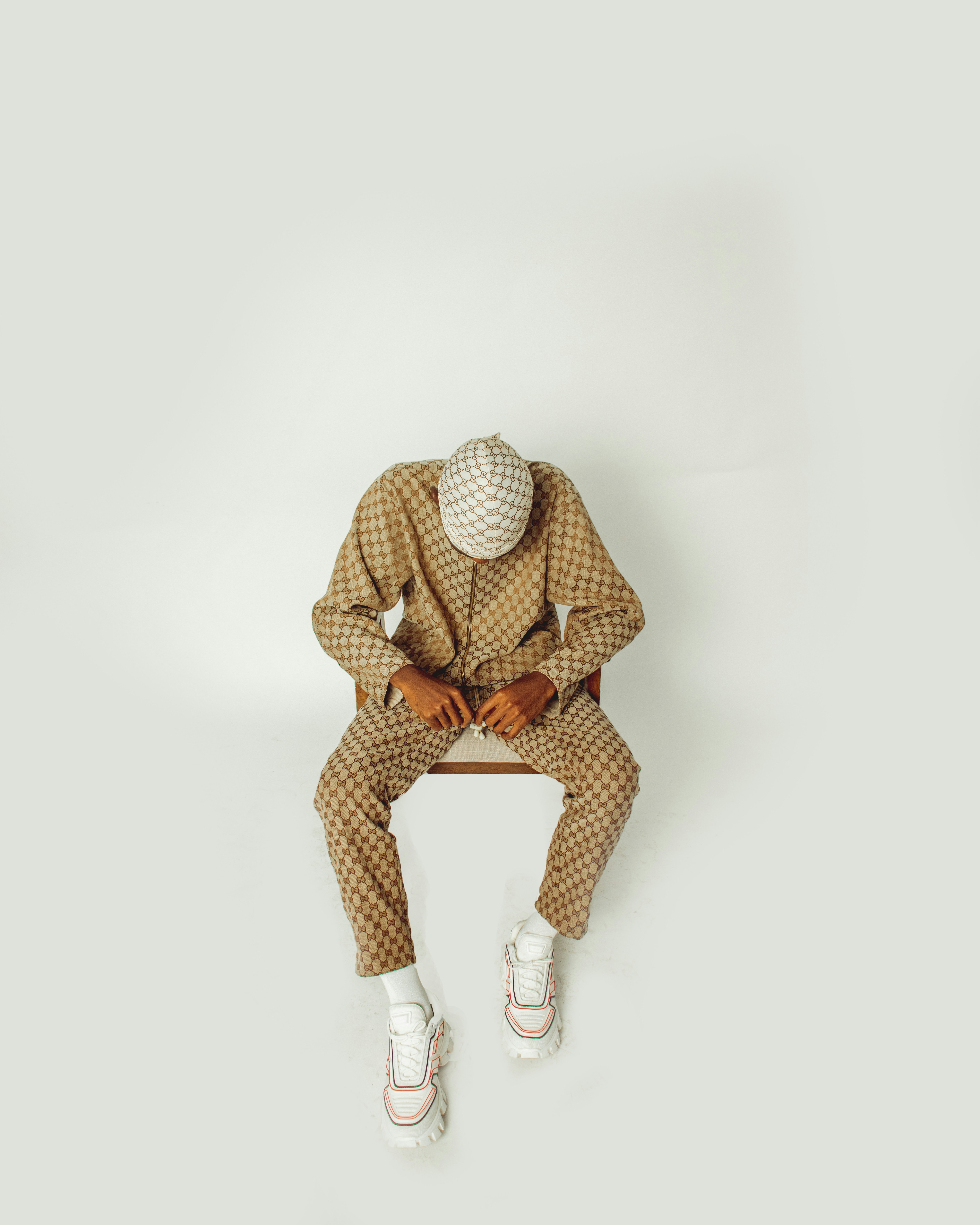 A man in a suit sitting on a bench photo – Free Man Image on Unsplash