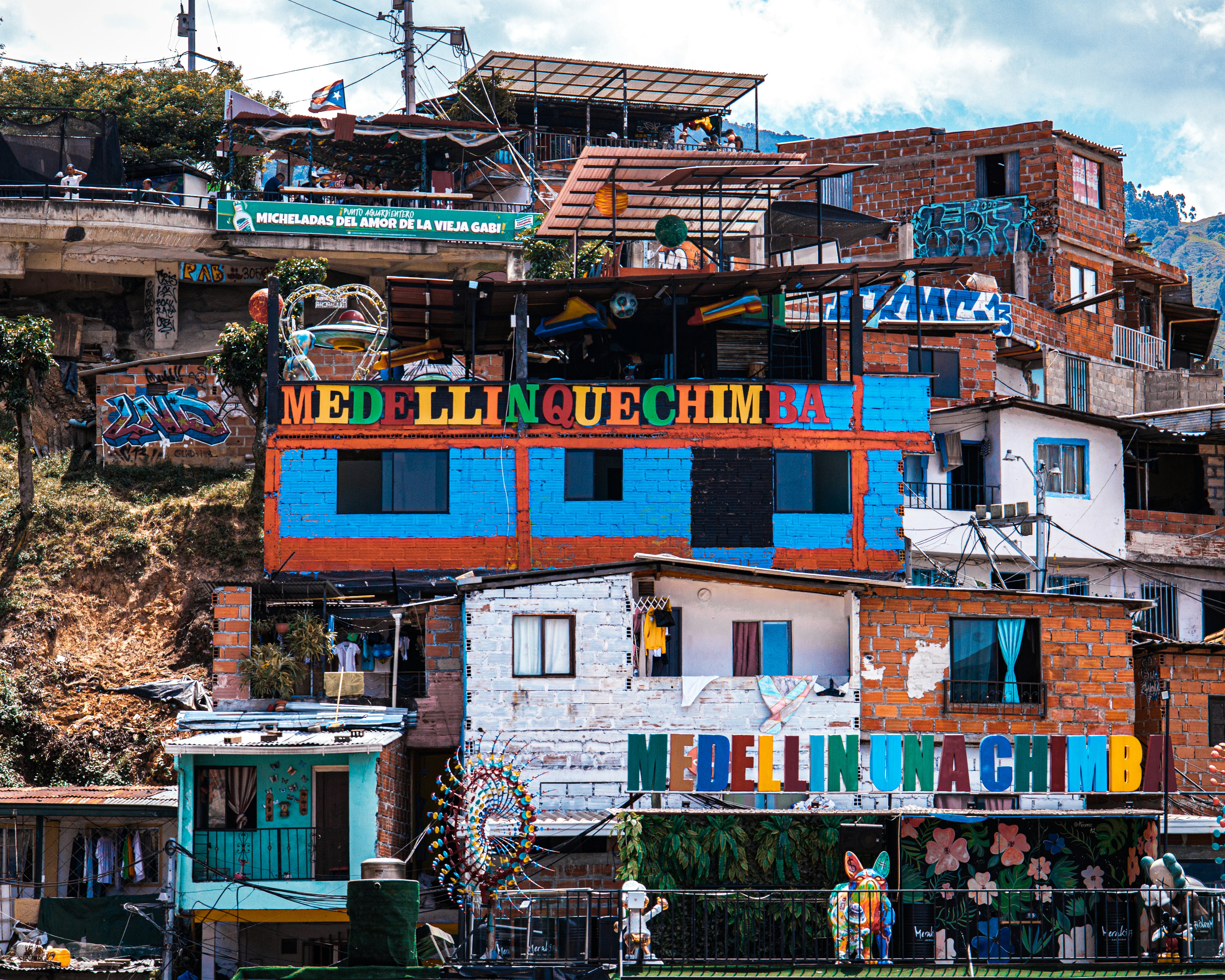 A bunch of buildings that are next to each other photo – Free Comuna 13 ...