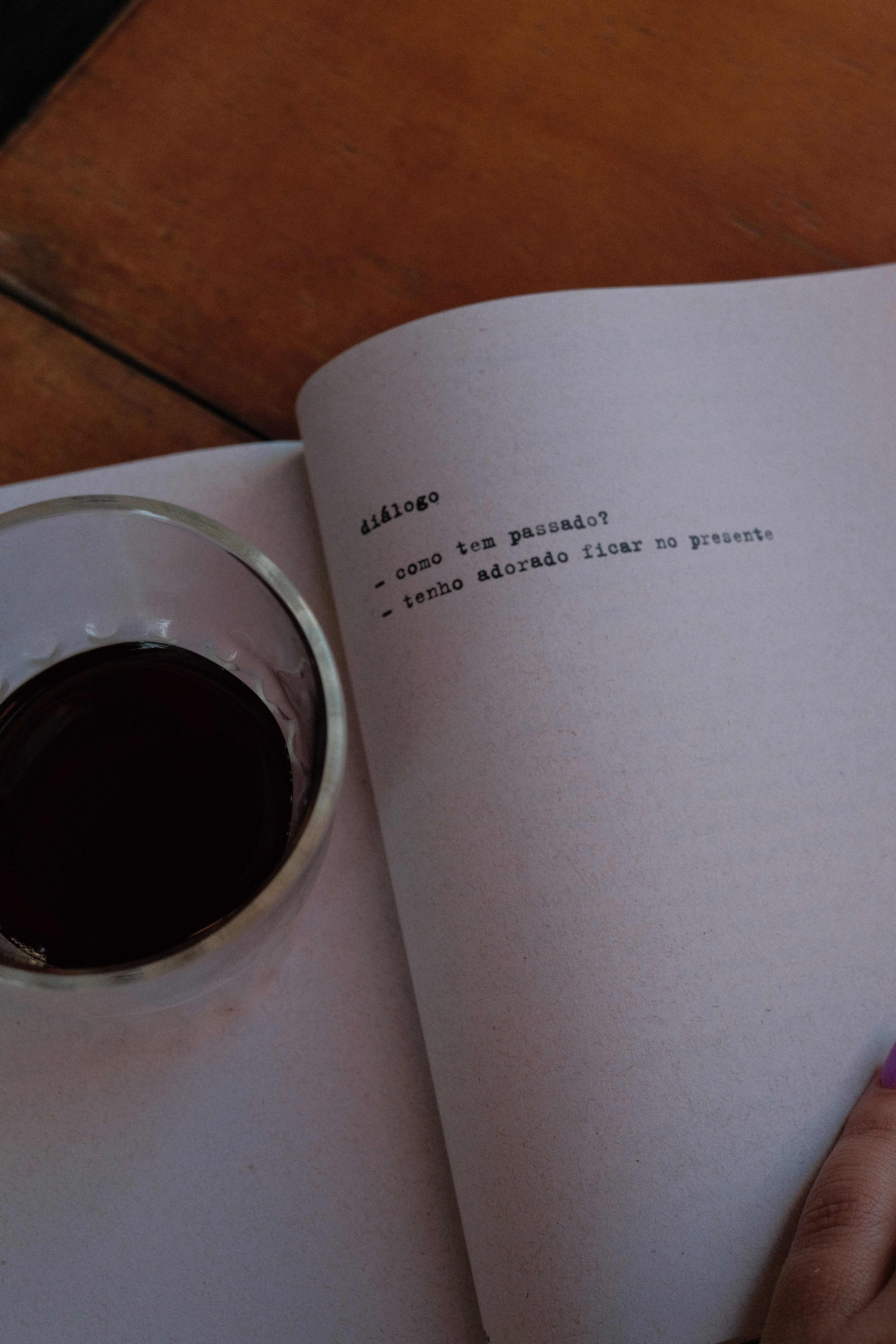 #livro #book #café #coffee #words #palavras #cozy #conforto #momentodeleitura #bookandcoffee #cozyvibes #ambienteacolhedor #literatura #readingtime #warmandcozy #cafévibes #leituracomcafé #ritualdocafé #confortoeleitura #booklover #bibliophile #escapeliterário #momentocafé #histórias #vibesdeinverno