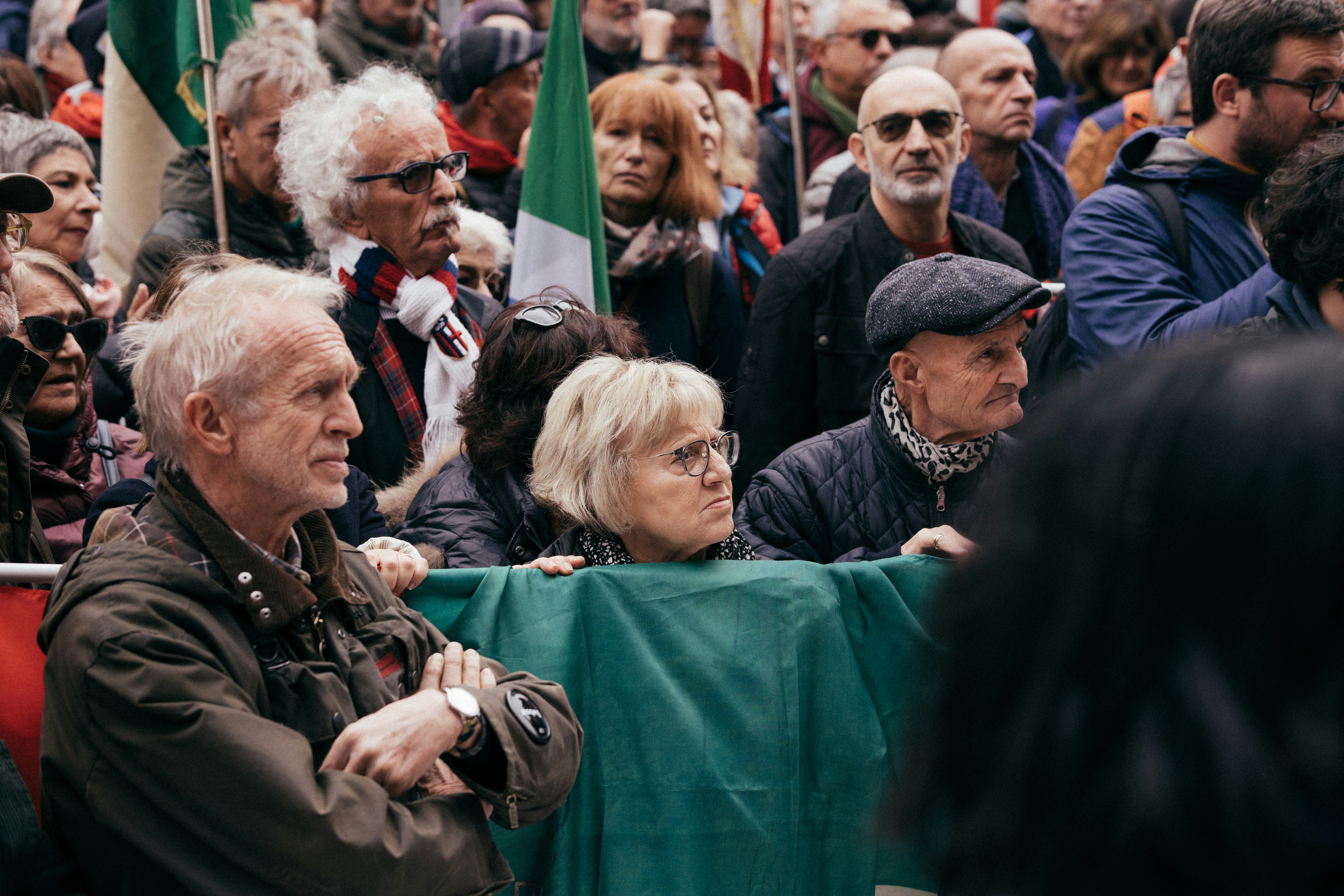 Kelly Green Color Guide: Hex Code, Palettes & Meaning