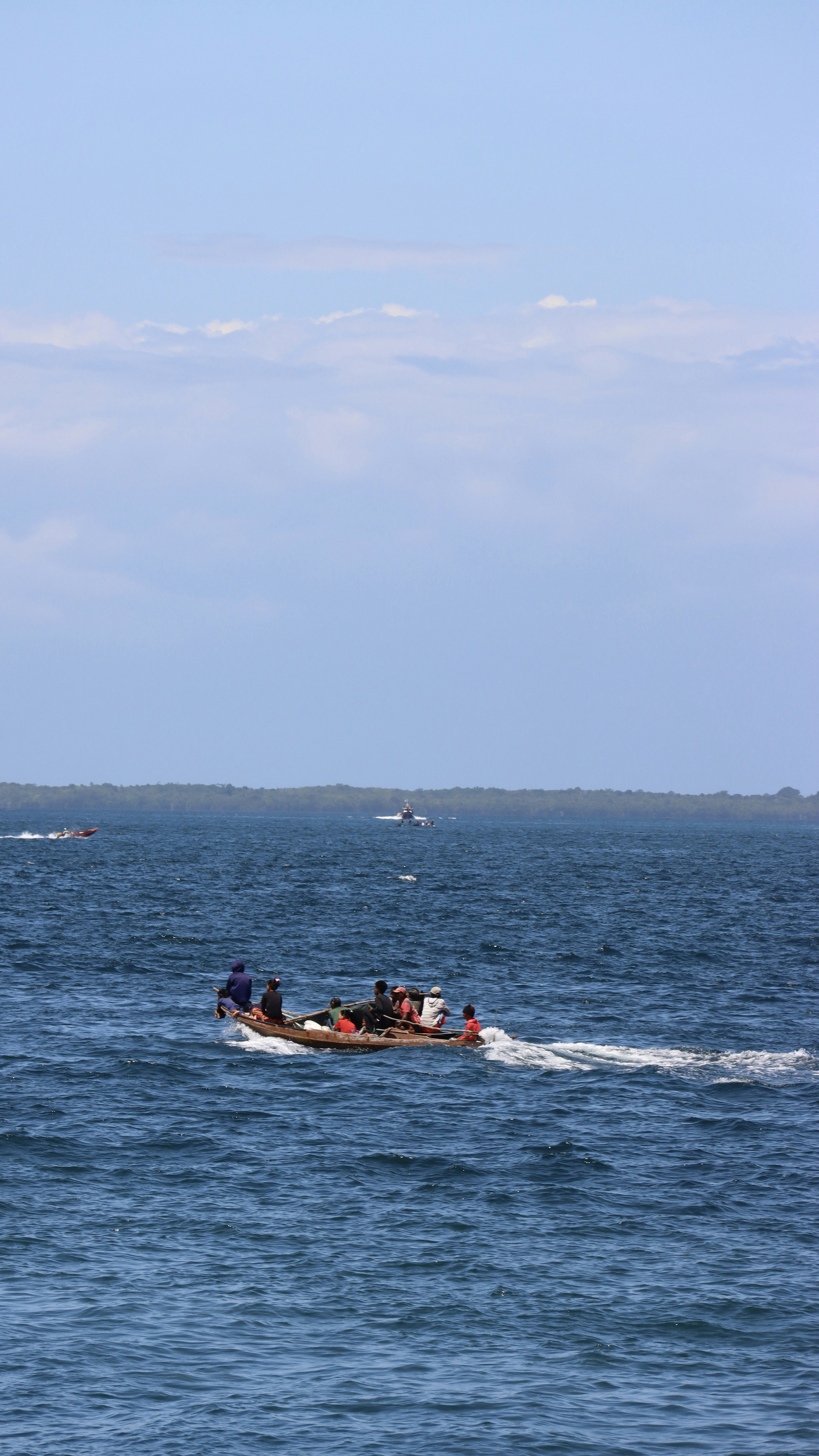 A group of people on a boat in the water photo – Free Sea Image on Unsplash