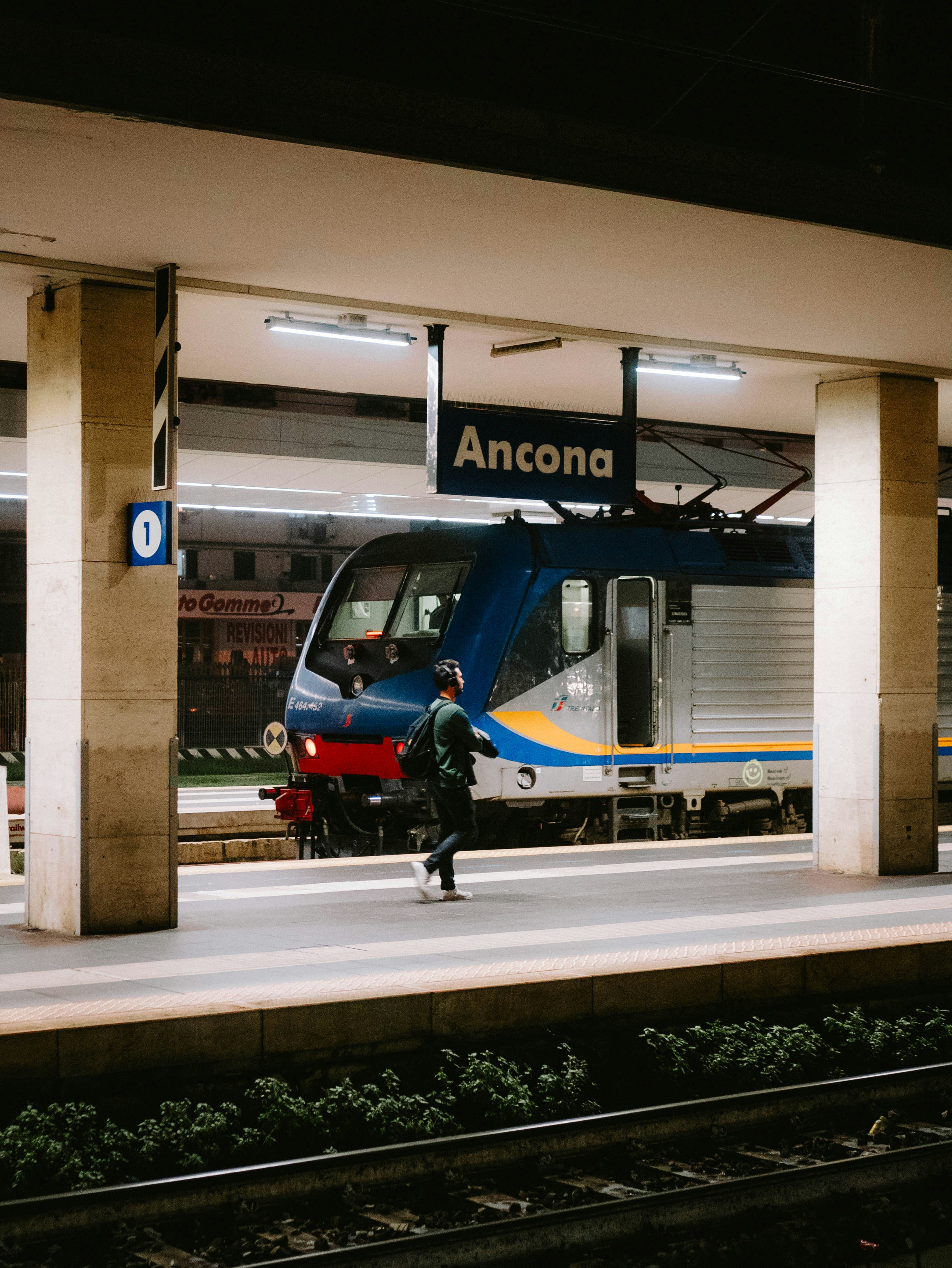 A train pulling into a train station next to a platform photo – Free ...