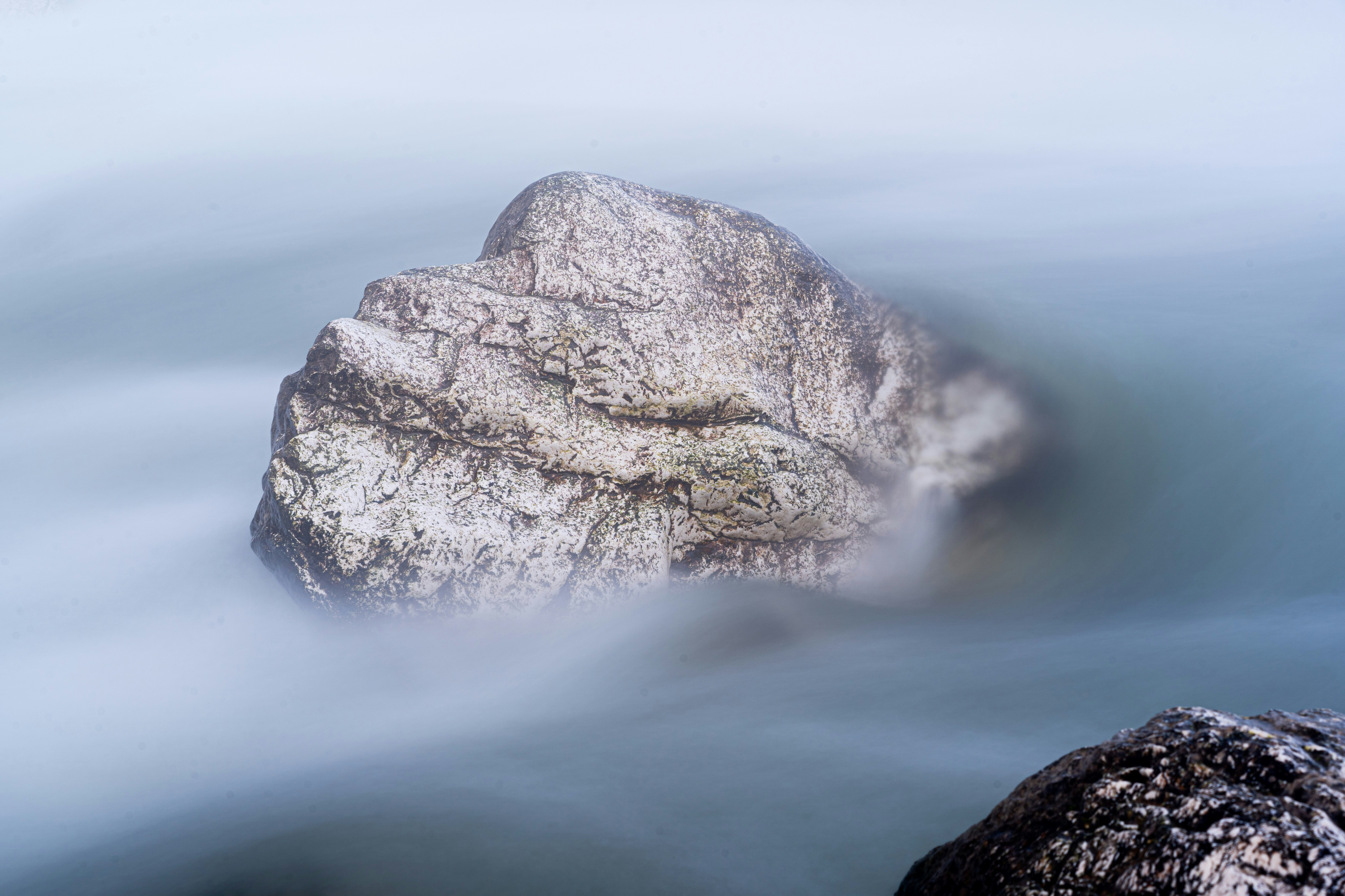 Una roca en medio de un cuerpo de agua foto – Imagen de Roca gratuita ...