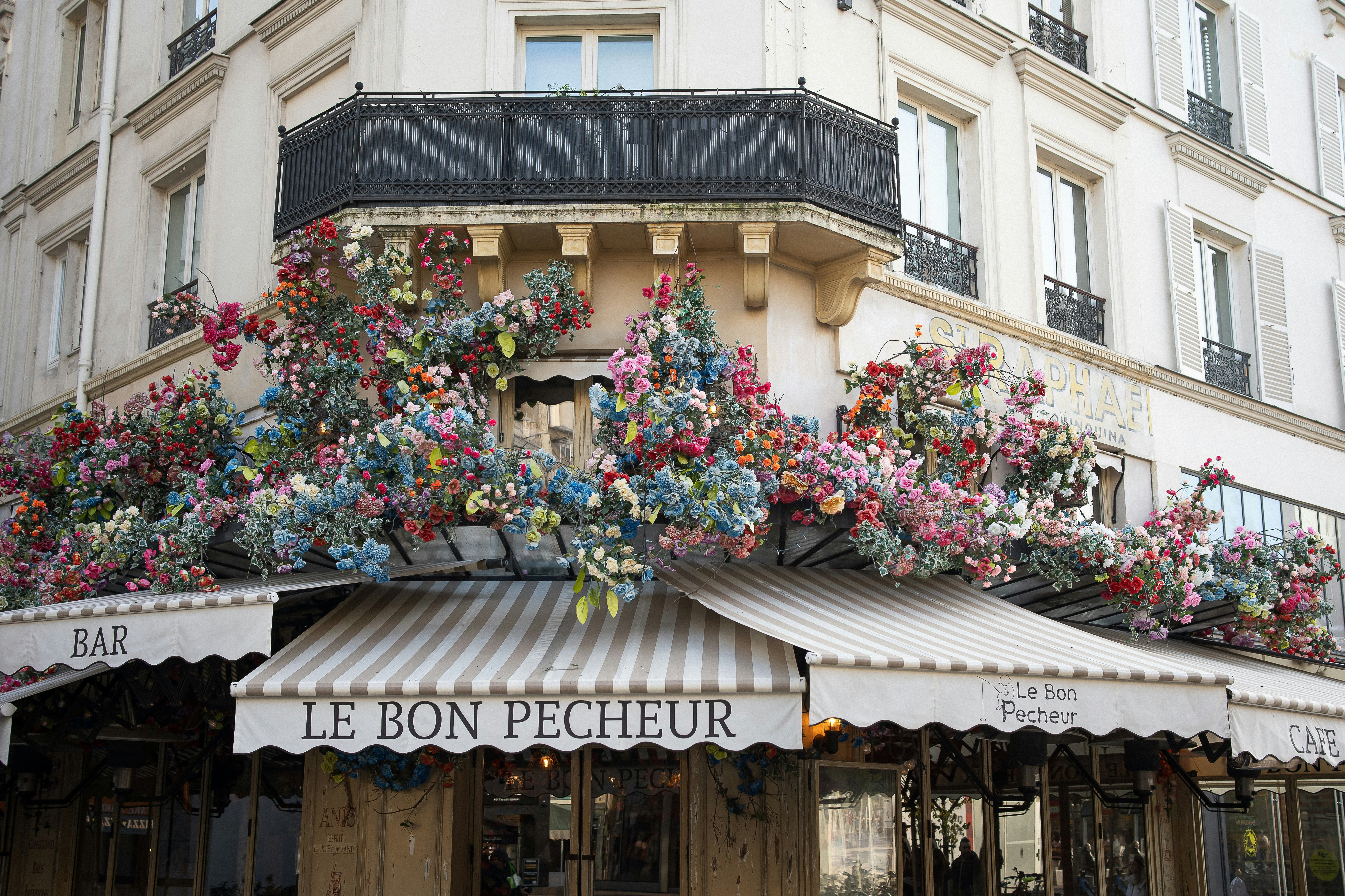 A building that has a bunch of flowers on it photo – Free Paris Image ...