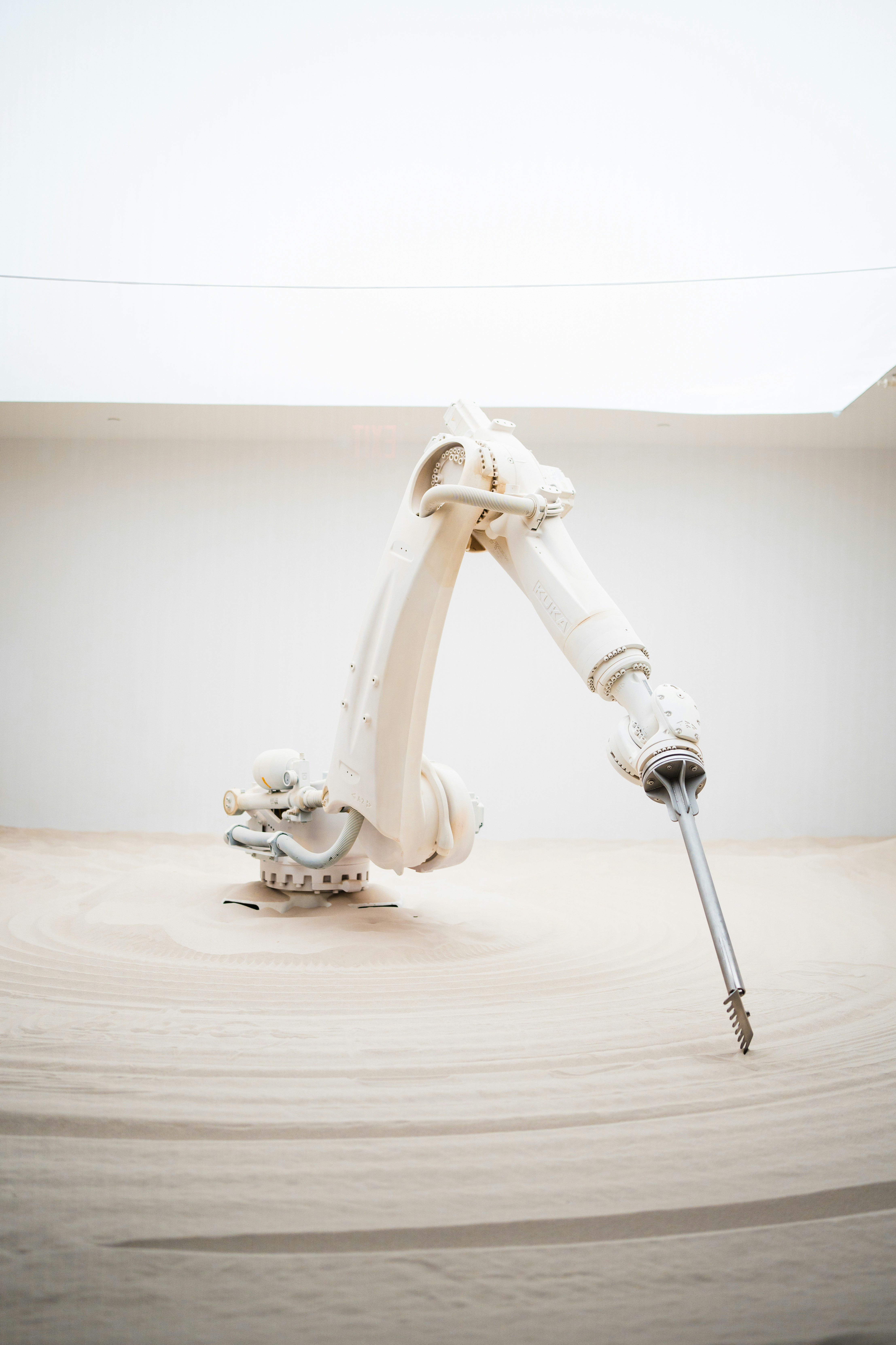A robotic arm holding a screwdriver on top of a table photo – Free New ...