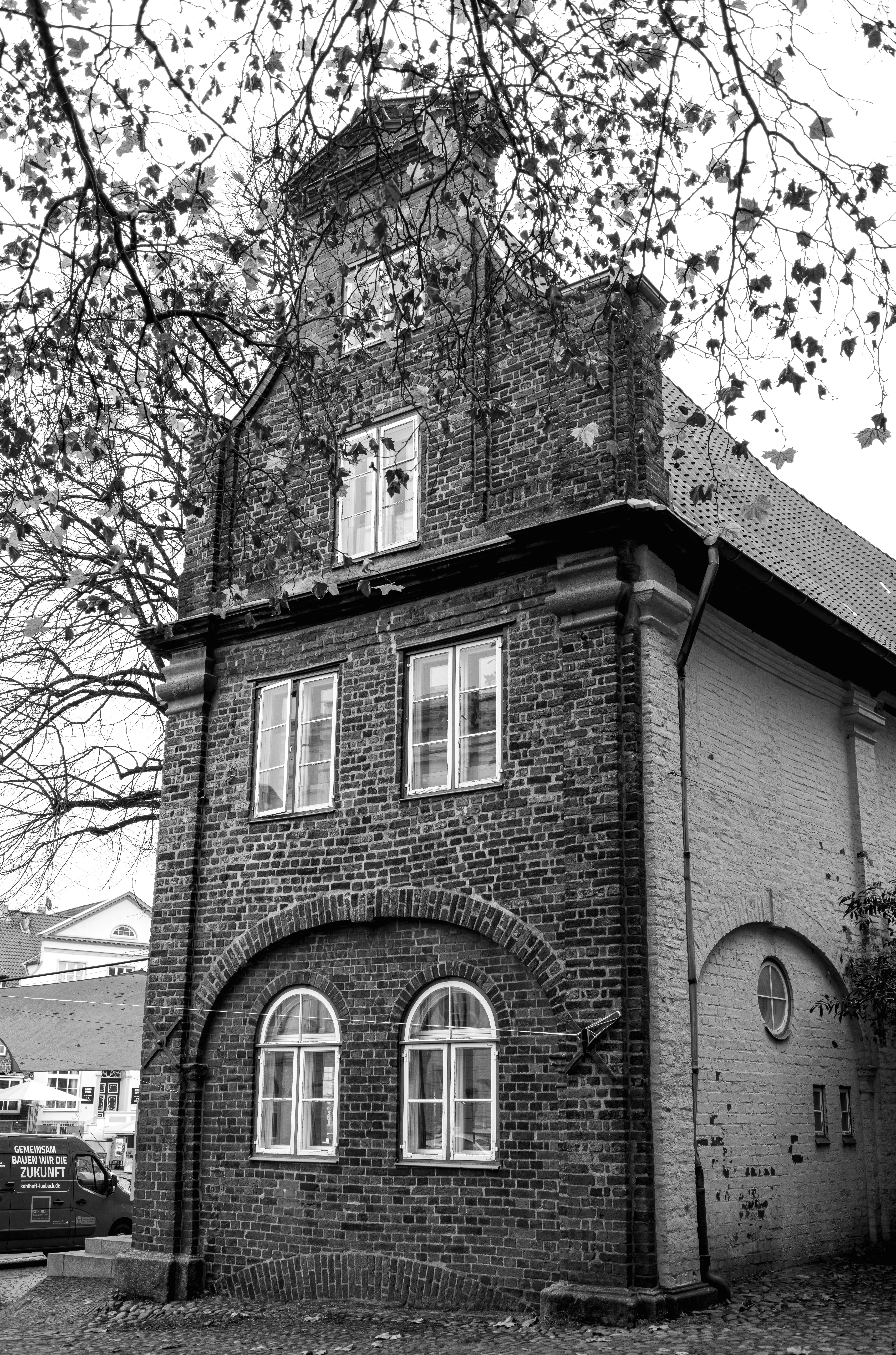 A black and white photo of a brick building photo – Free Architecture ...