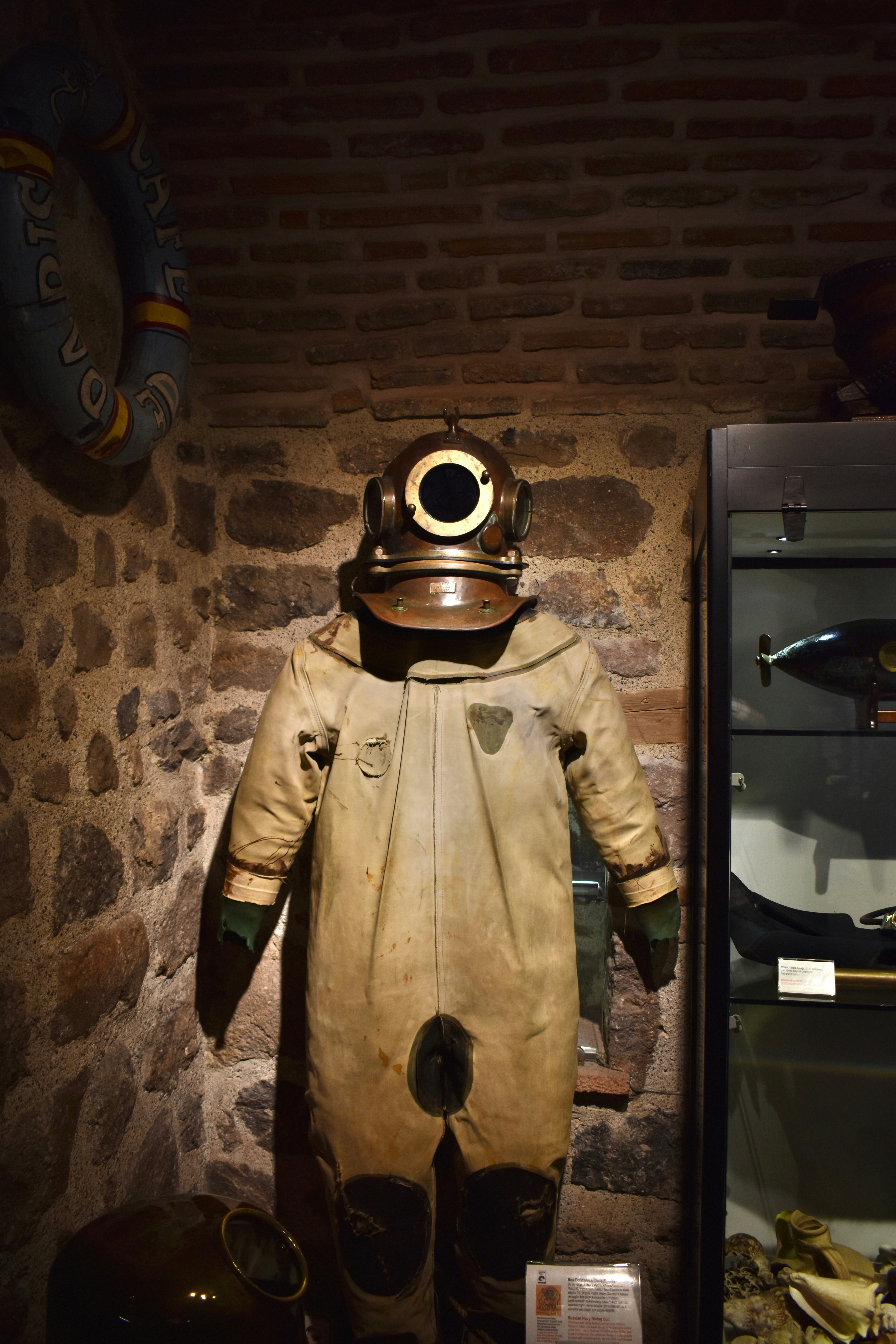 A diving suit and helmet on display in a museum photo – Free Man Image ...