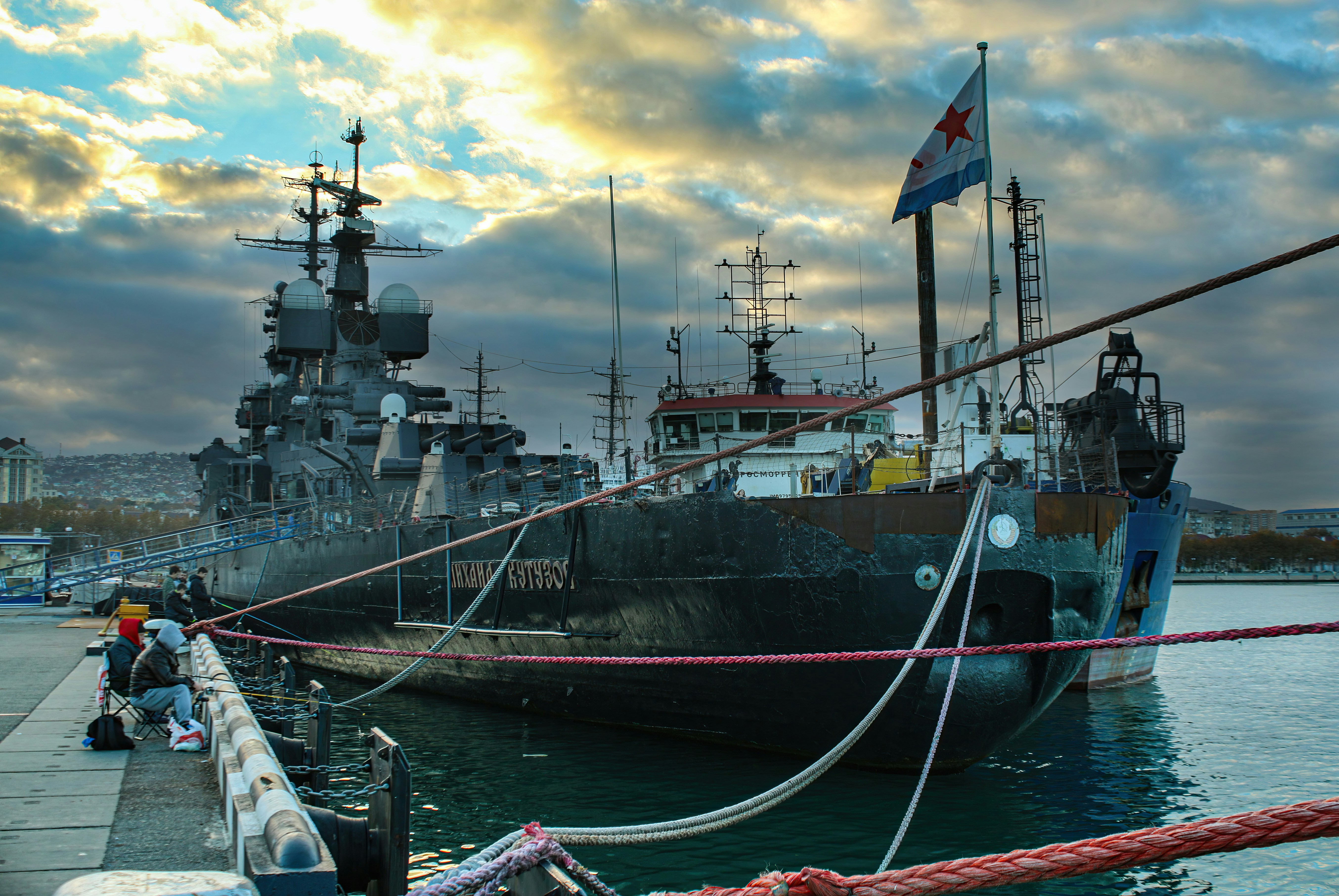 Un par de botes que están sentados en el agua foto – Imagen de Navío ...