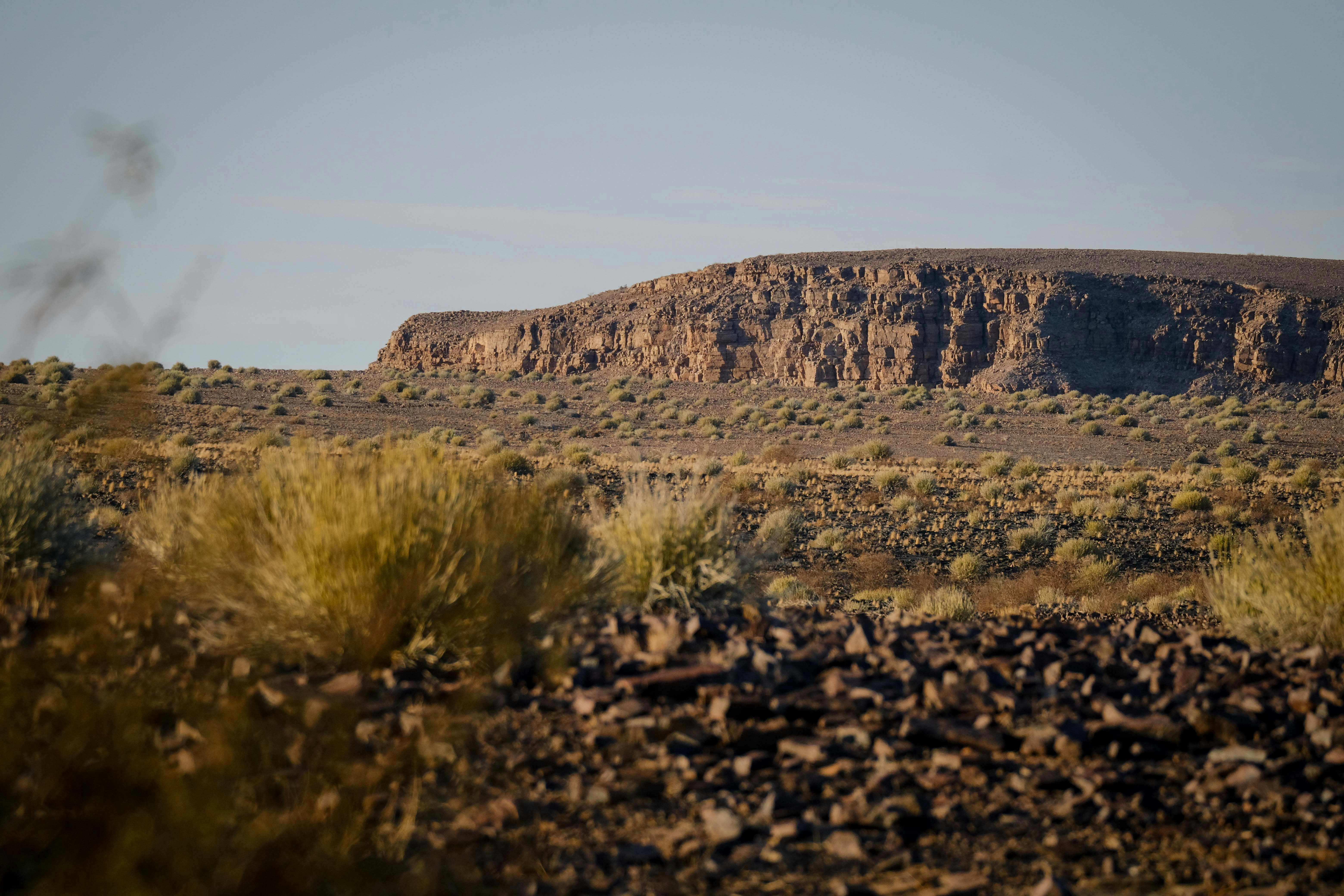 A large rock outcropping in the middle of a desert photo – Free Nature ...