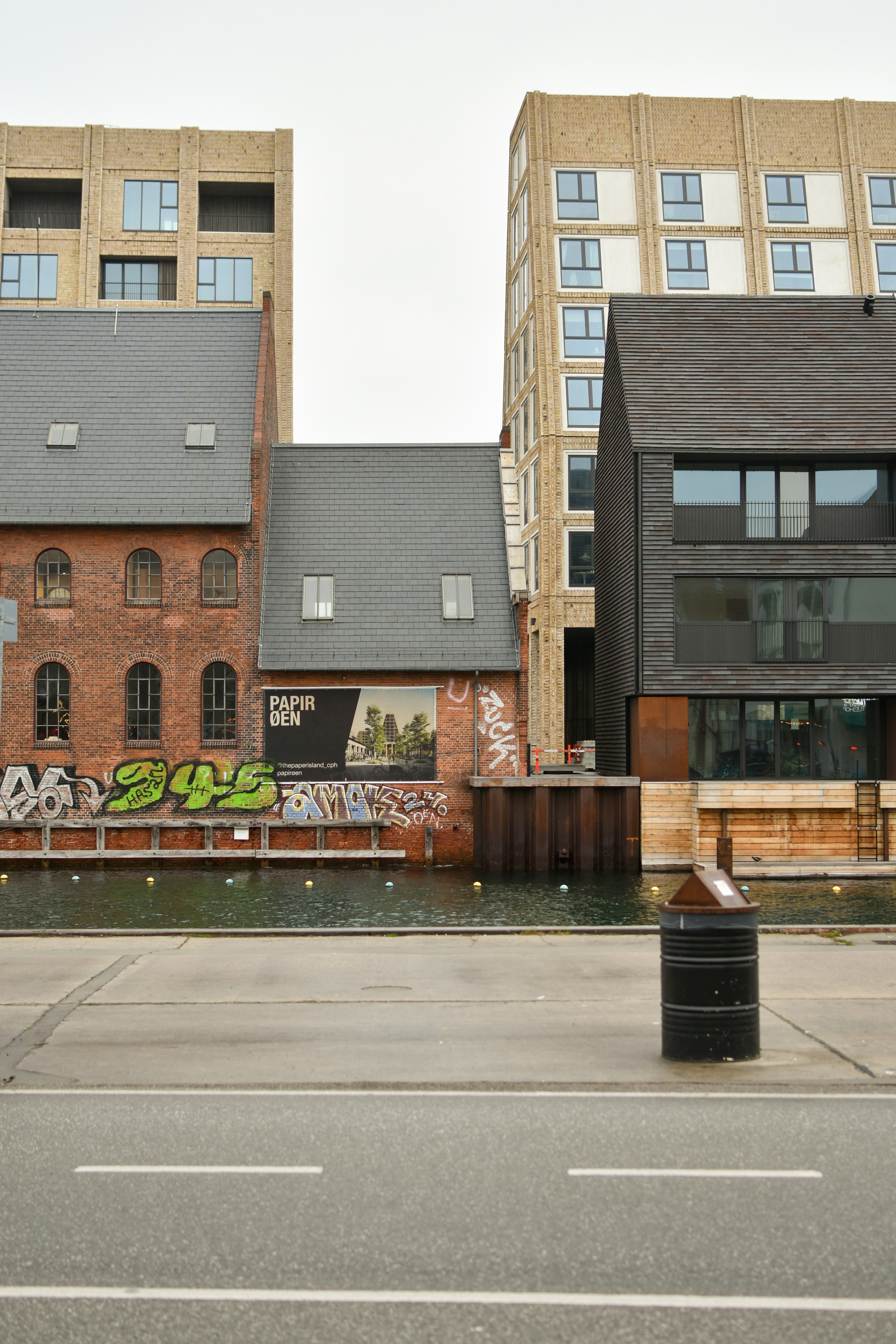 A street scene with focus on a building photo – Free Building Image on ...