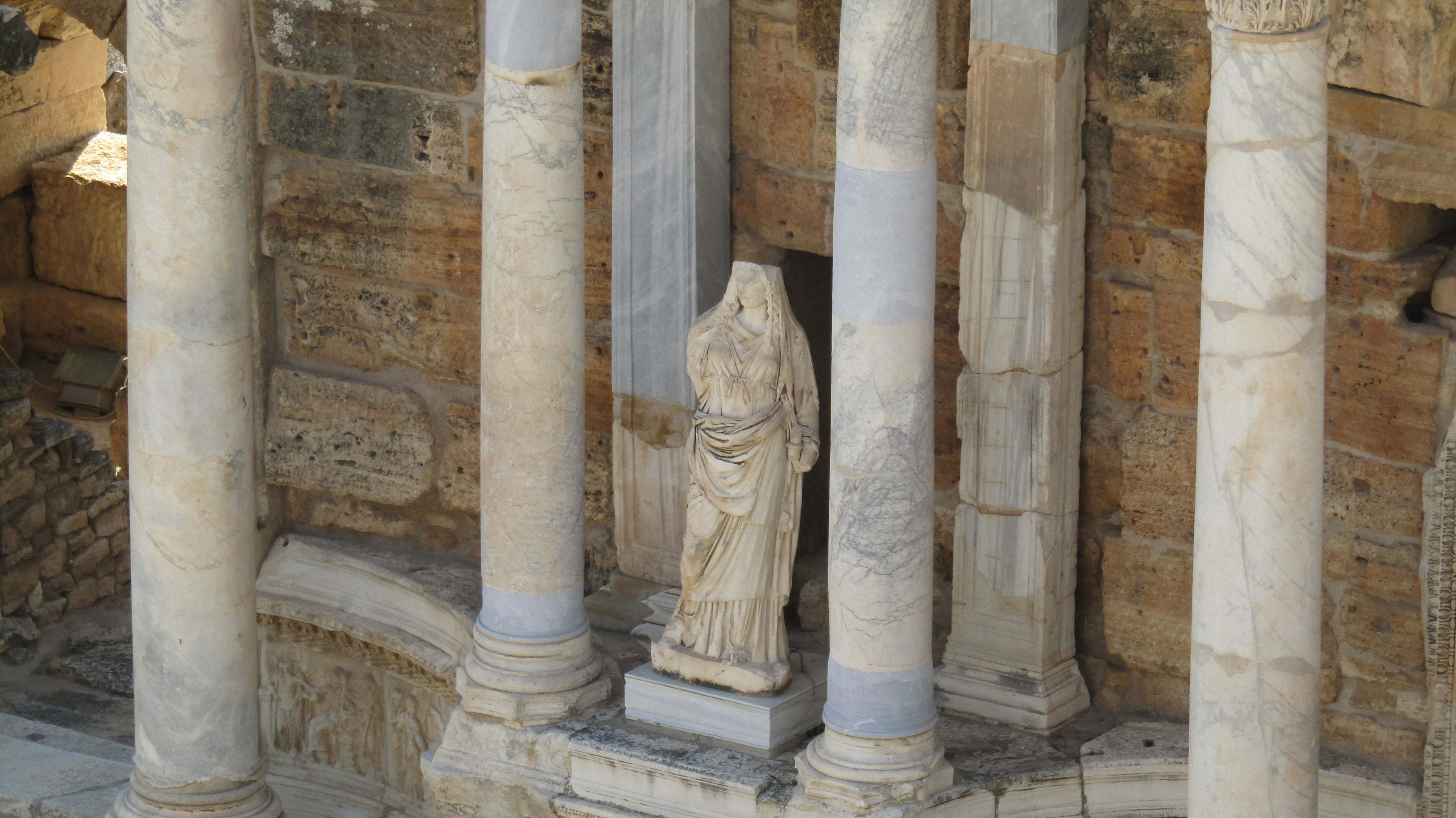 A statue of a woman standing between two pillars photo – Free Turkey Image on Unsplash