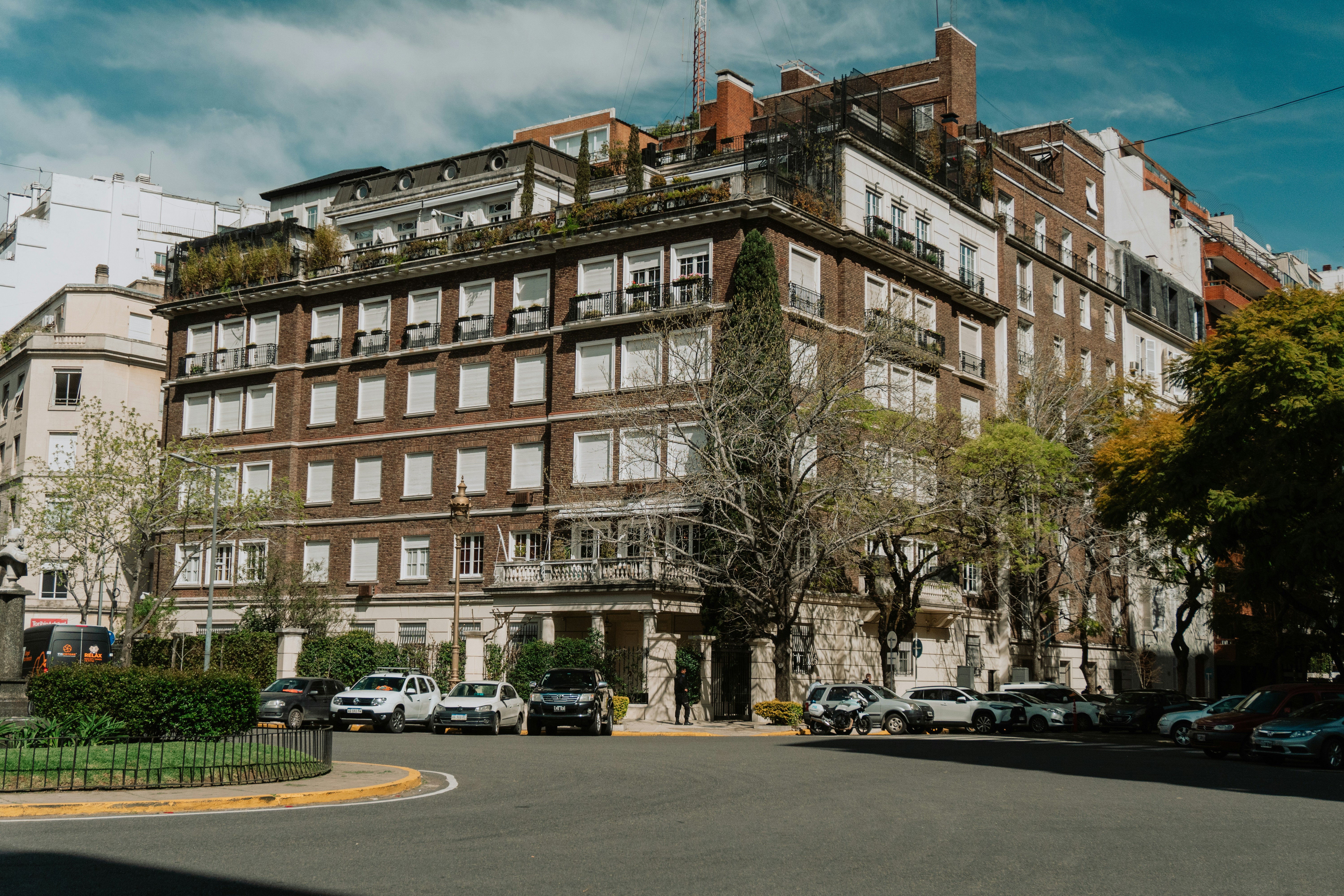 A large brown building sitting on the corner of a street photo – Free ...