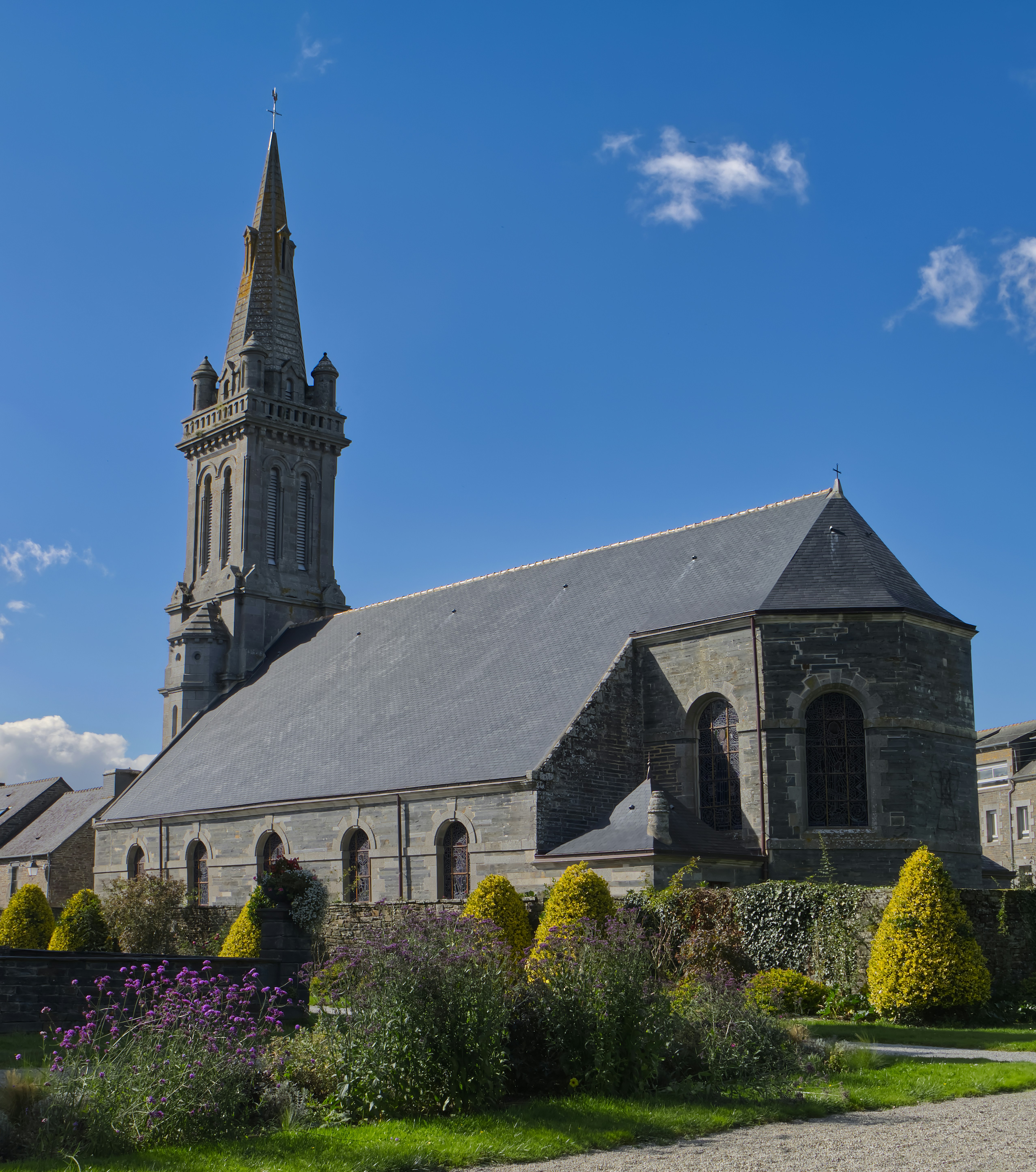 La majestueuse église Notre-Dame de la Fosse, joyau architectural de Gouarec Dressée fièrement au cœur du village, l'église Notre-Dame de la Fosse est l'aboutissement d'un ambitieux projet architectural. Sur les plans du conducteur des Ponts et Chaussées Joseph Le Clair, sa construction a été dirigée avec détermination par le recteur l'abbé Mathurin Gallern, qui n'a pas ménagé ses efforts pour mener à bien ce chantier d'envergure.Pascal Bernardon