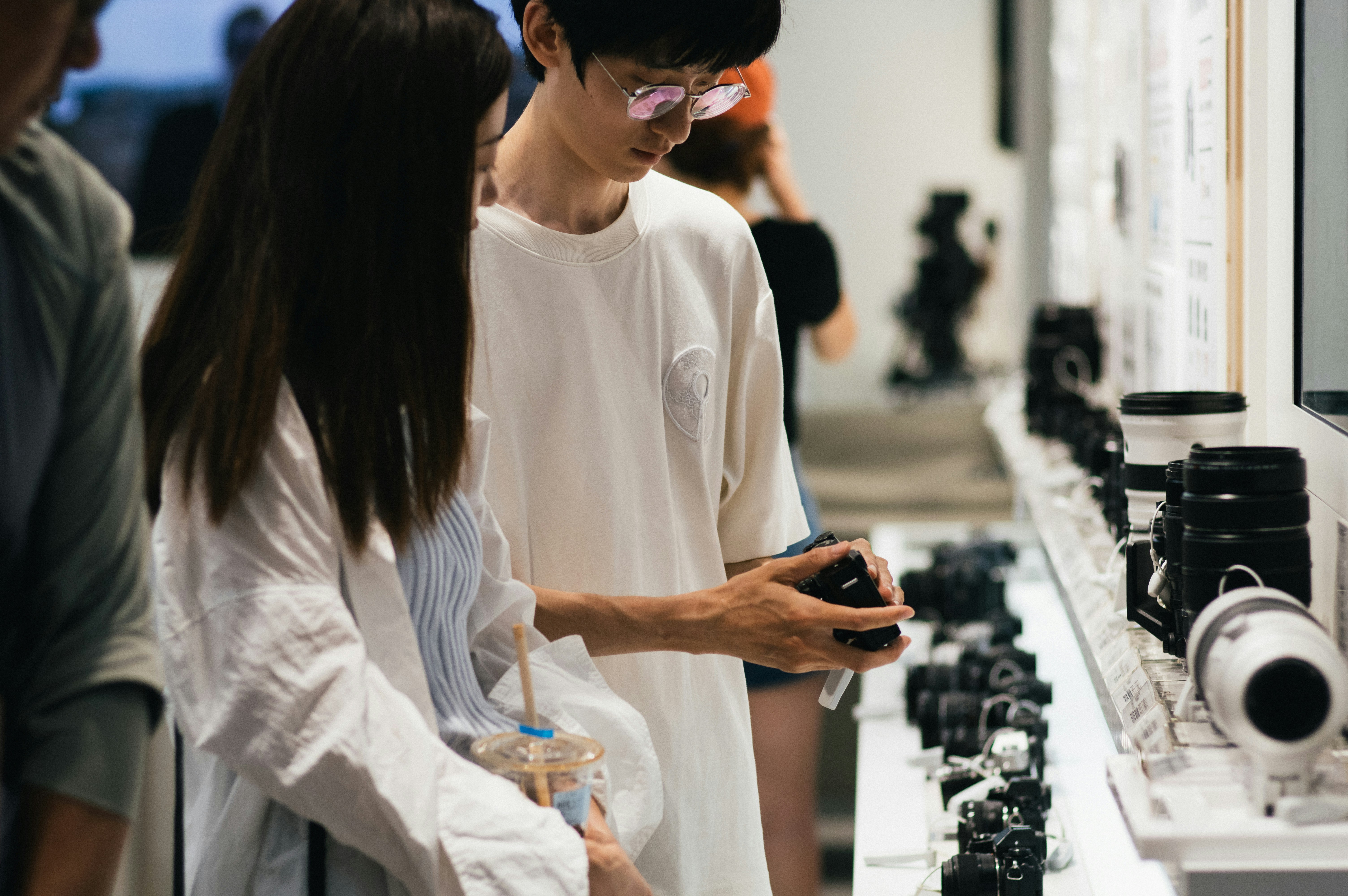 In-Store Curiosity: A Hands-On Moment with Lenses