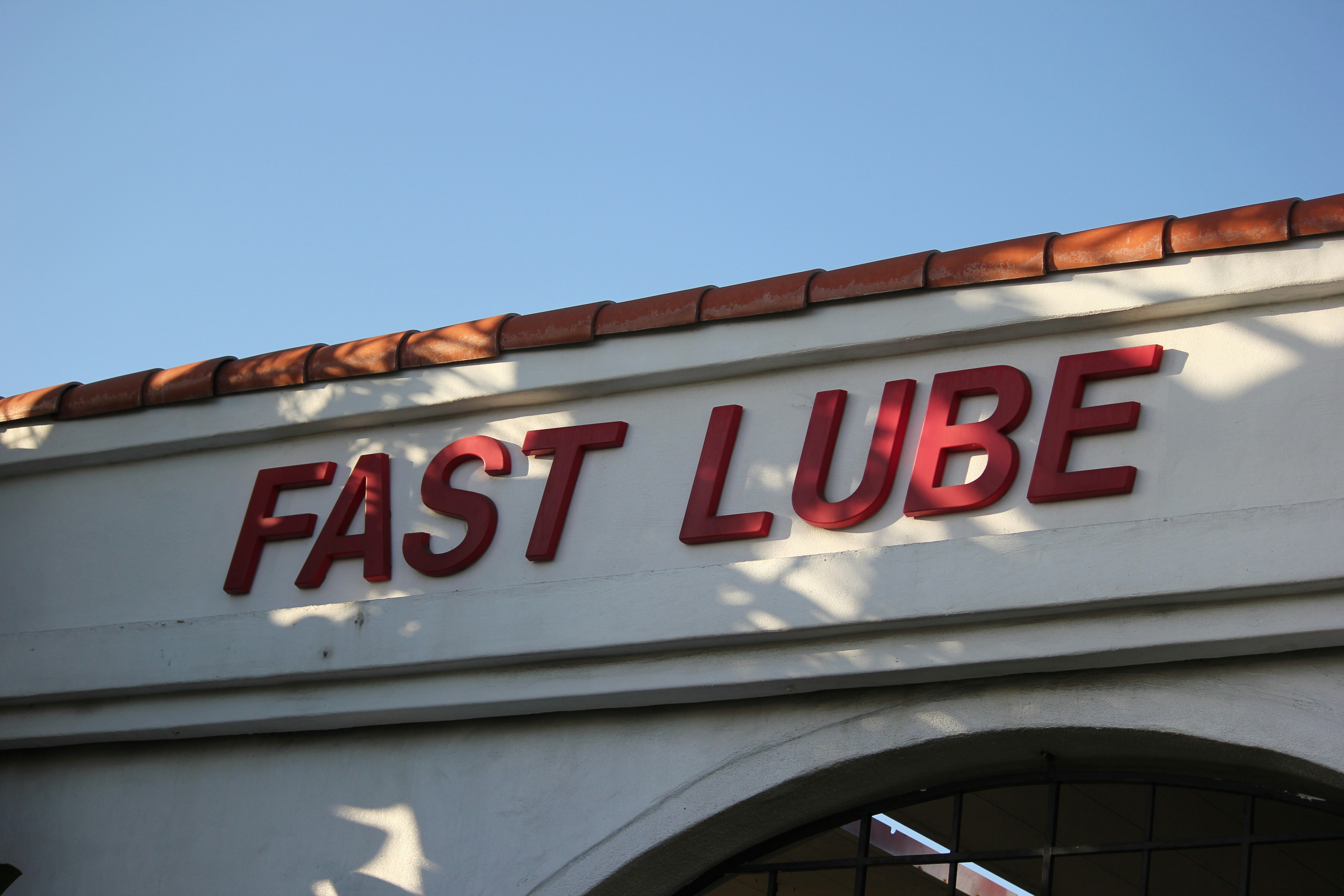 A fast lube sign on the side of a building photo – Free Building Image ...