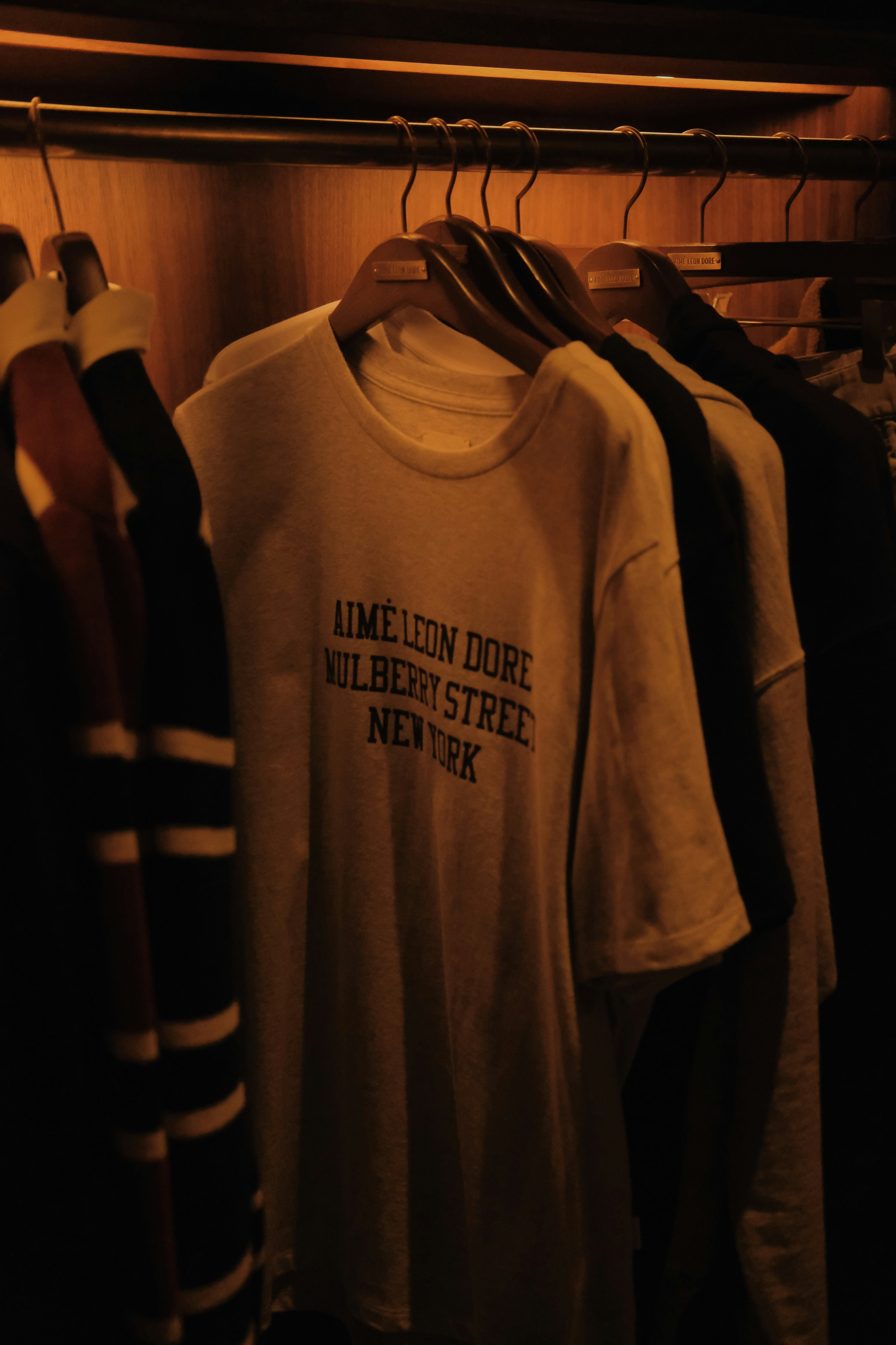 Un armario con ropa colgada en un perchero foto – Imagen de Nueva York ...