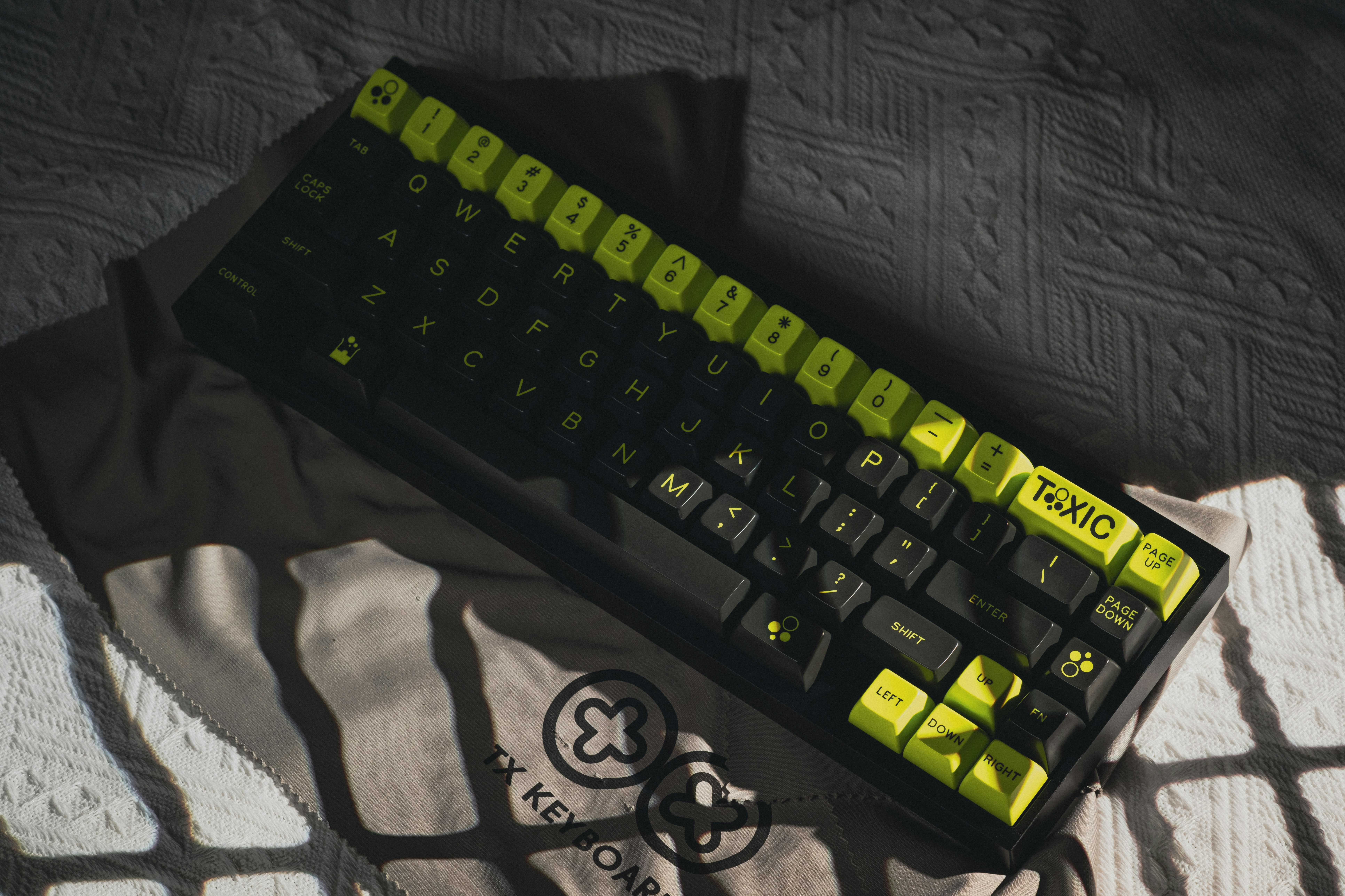 A computer keyboard sitting on top of a bed photo – Free Keyboard Image ...