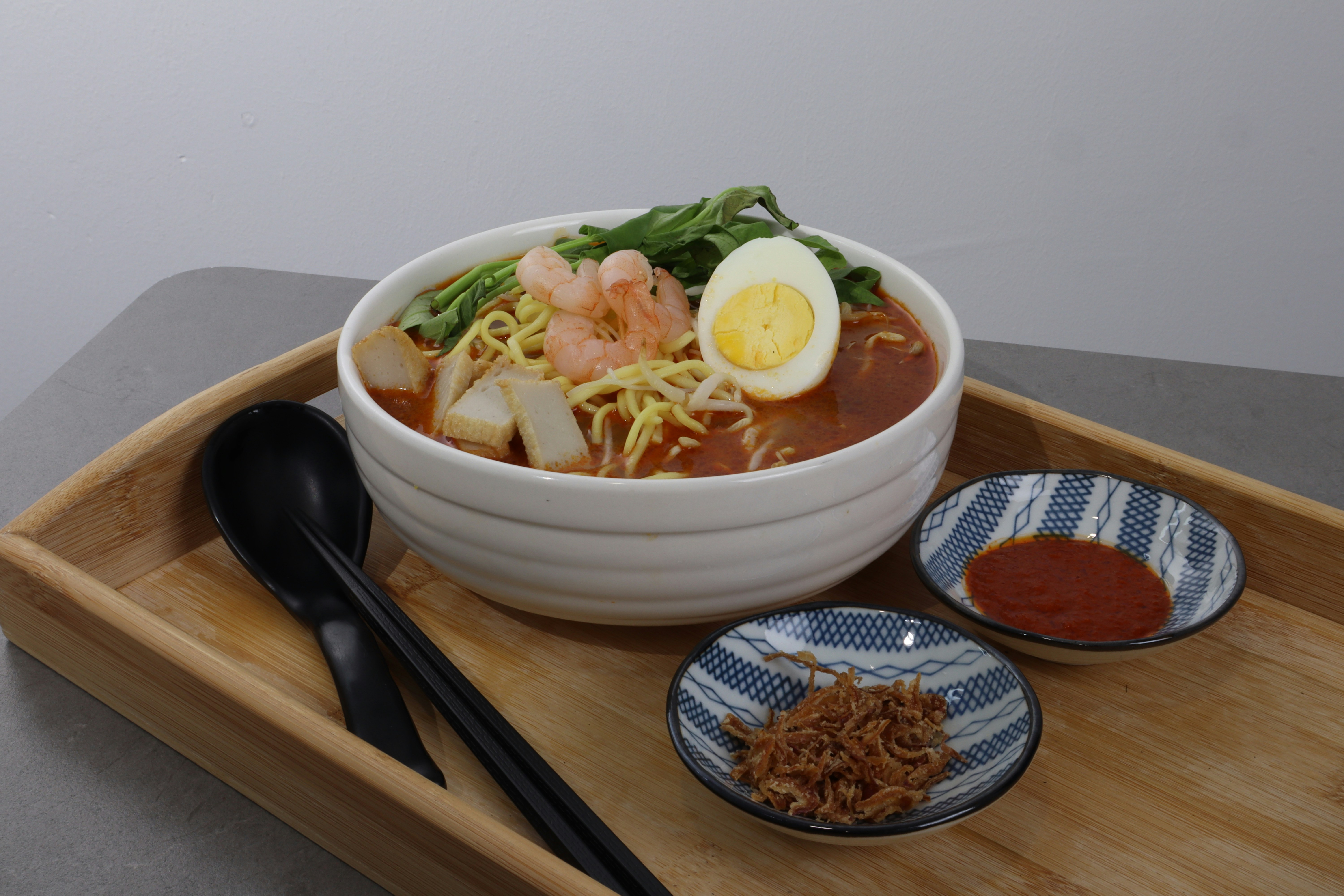 A wooden tray with a bowl of ramen and chopsticks photo – Free Food ...