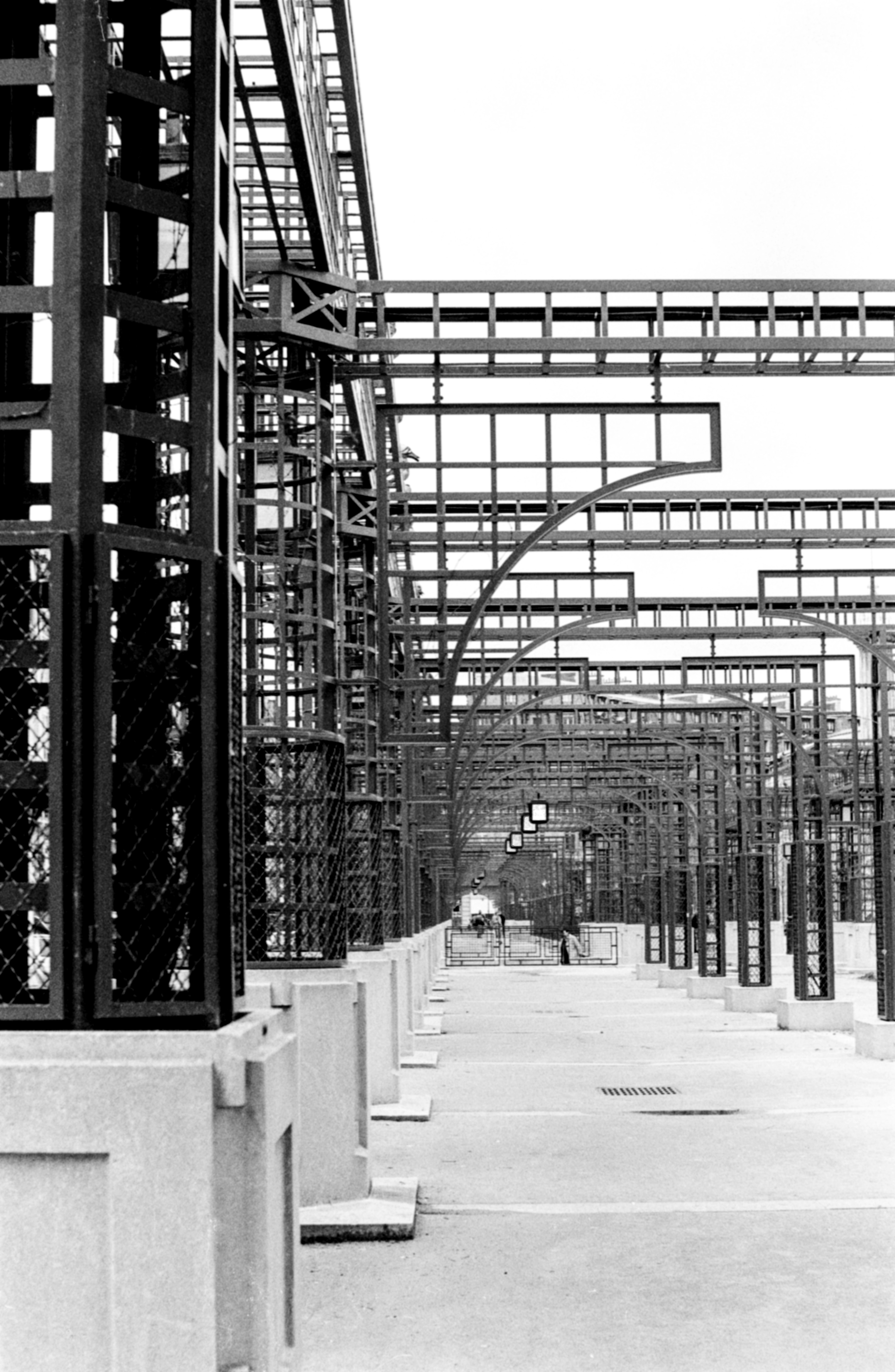 Convergence of Steel Lattice: A Monochrome Corridor