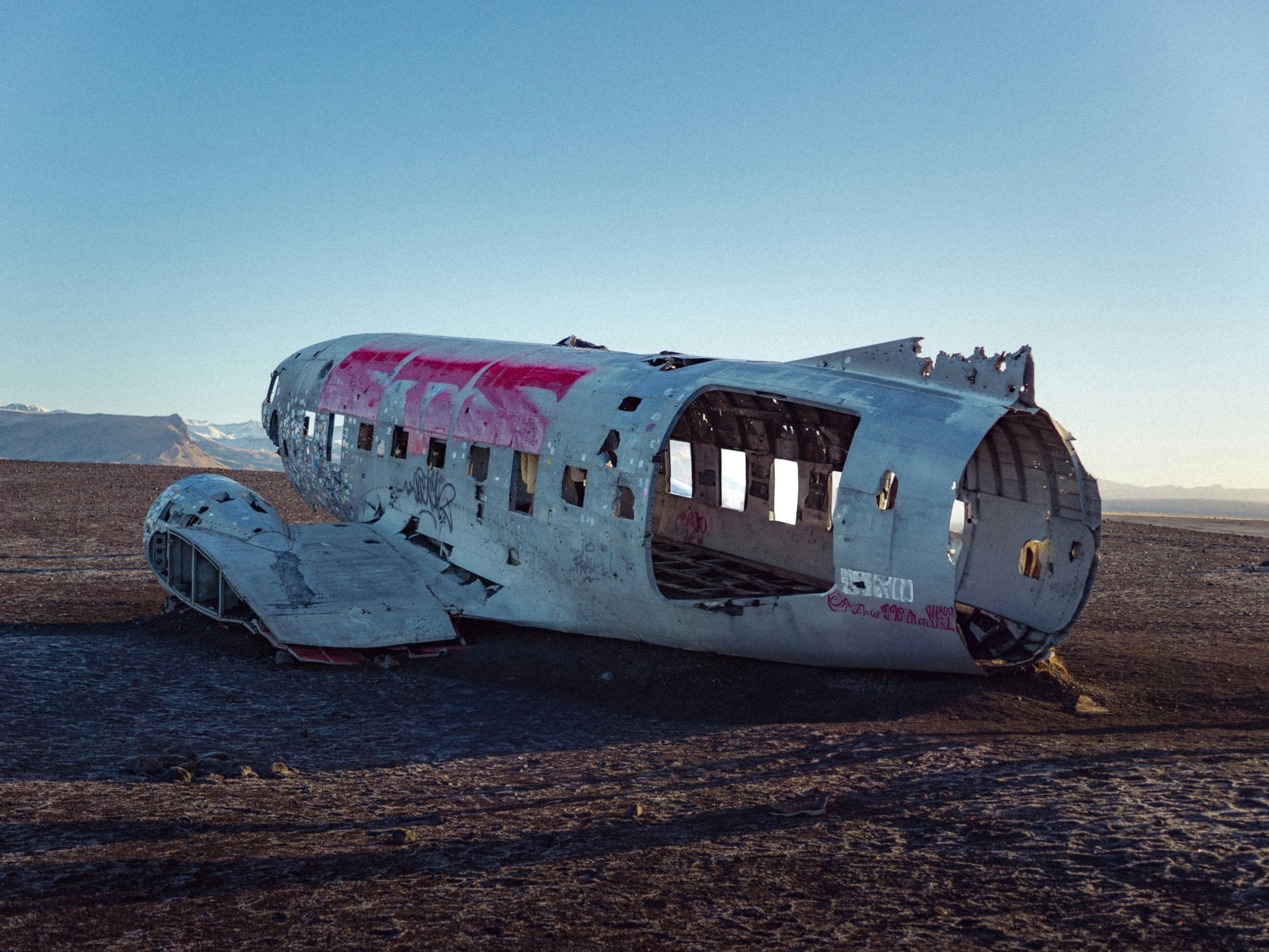 A plane that is sitting in the dirt photo – Free Airplane Image on Unsplash