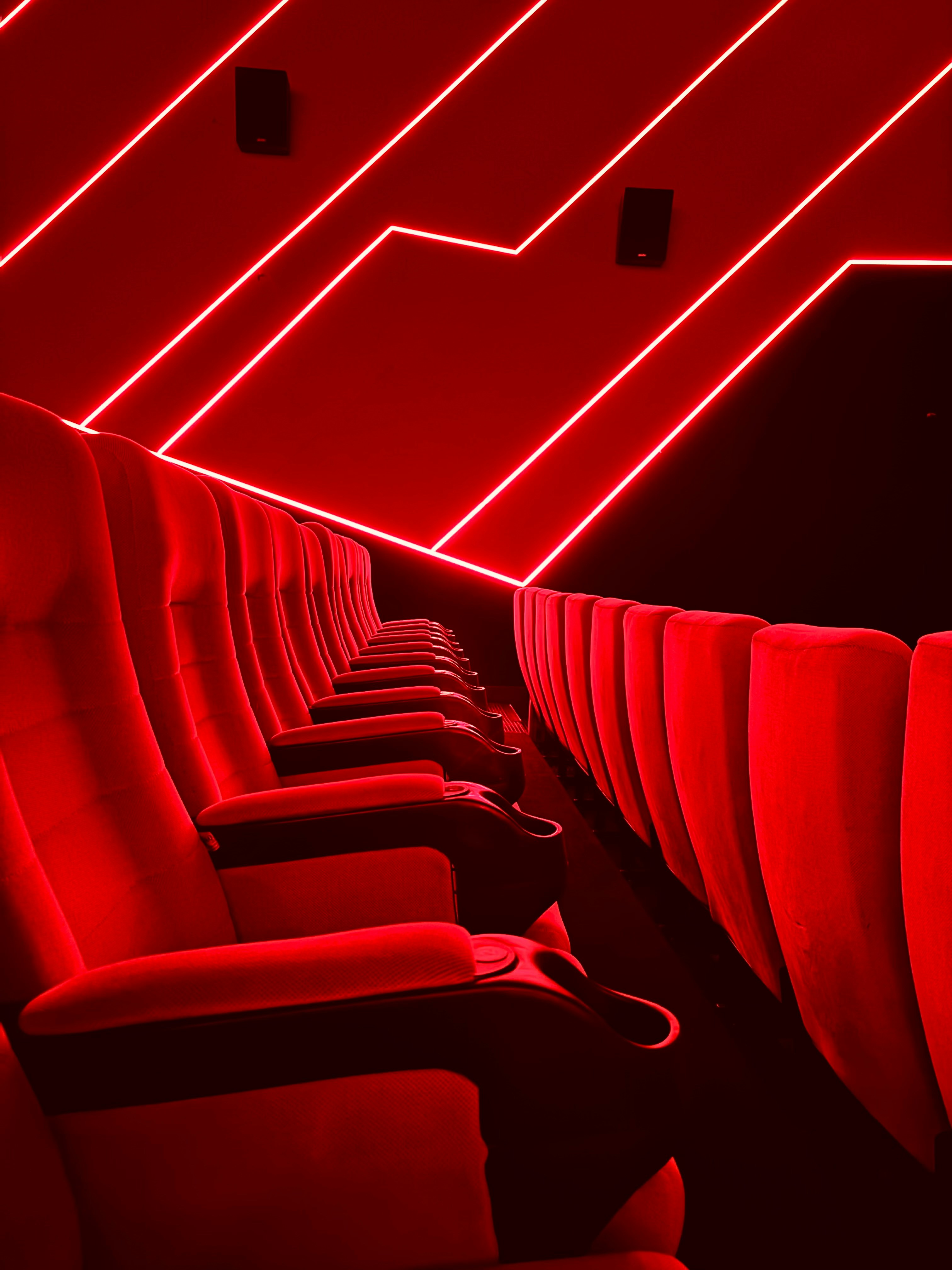 A row of red seats in a theater photo – Free Indoors Image on Unsplash