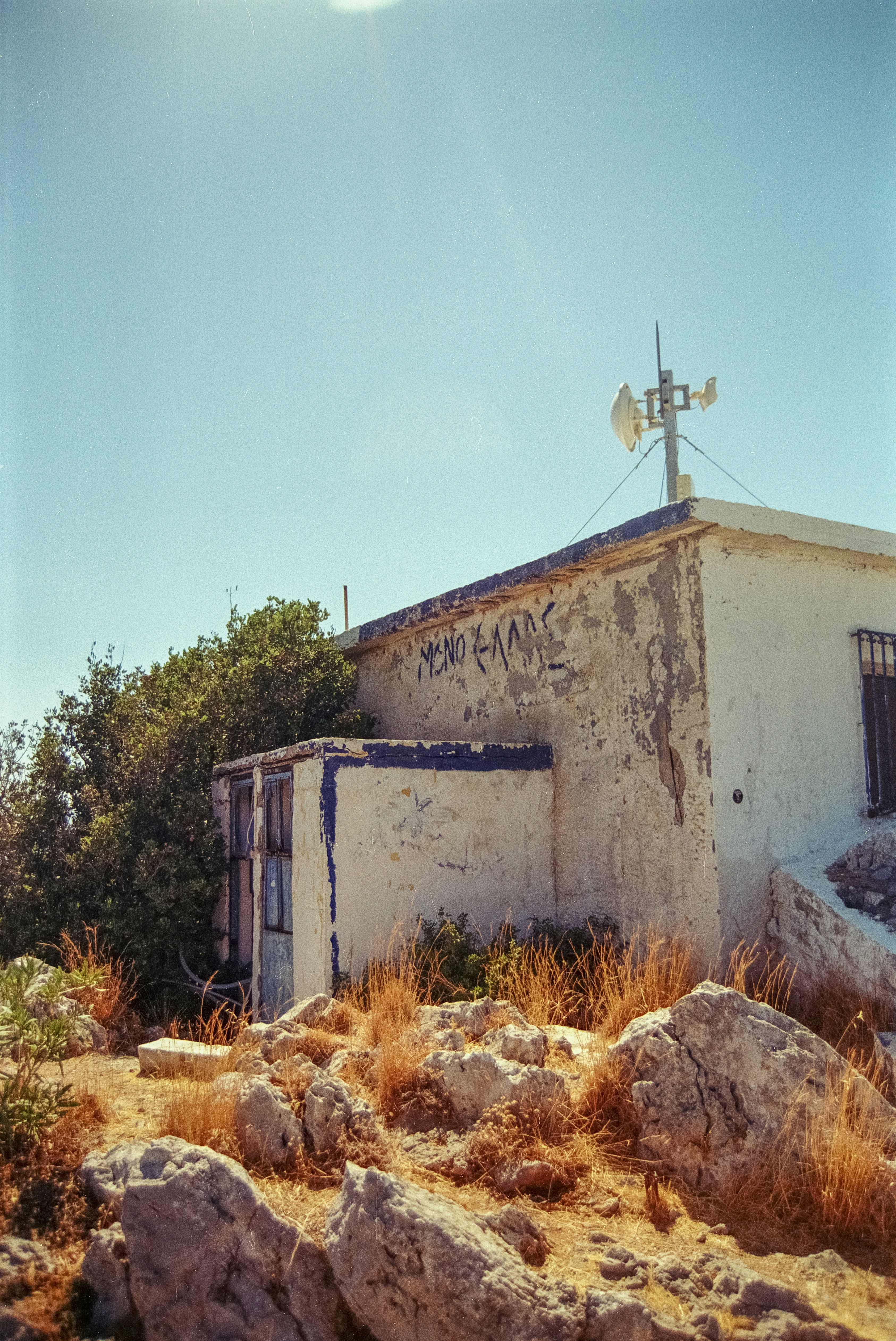Antenna Crowned Roof: Sunlit Adobe Outpost Amid Desert Scrub