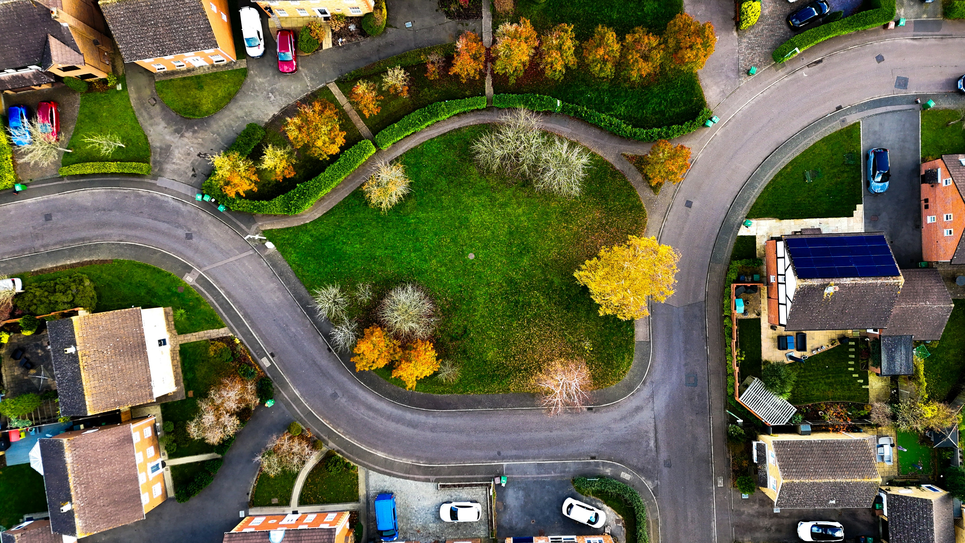 An aerial view of a street intersection in a neighborhood photo – Free ...