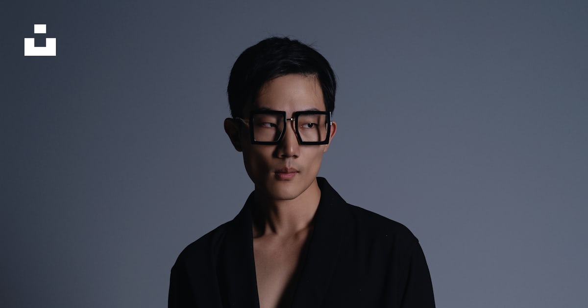검은 양복을 입고 사진을 찍기 위해 포즈를 취하고 있는 남자 사진 Unsplash의 무료 런던 이미지