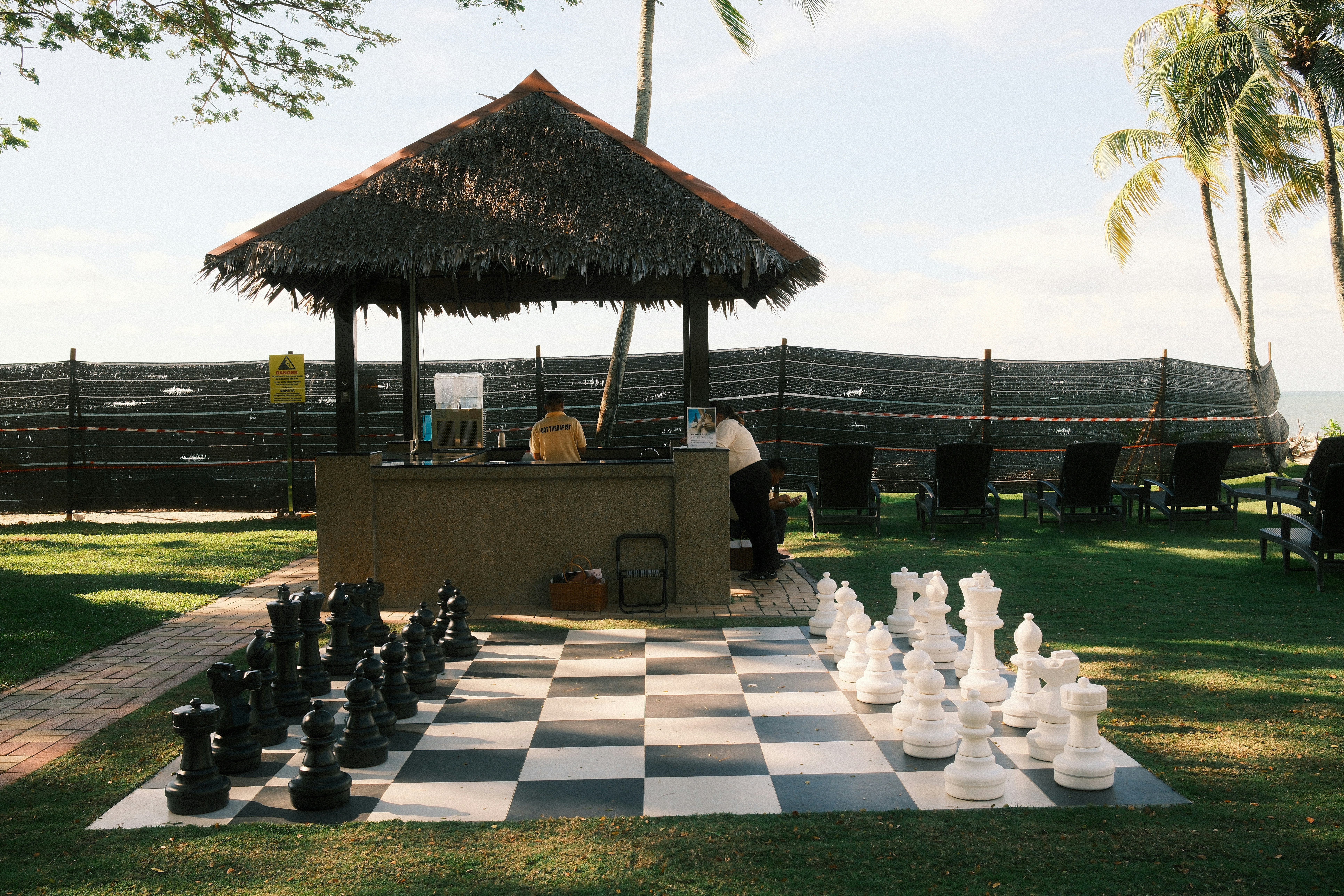 A giant chess set up in a park photo – Free People Image on Unsplash