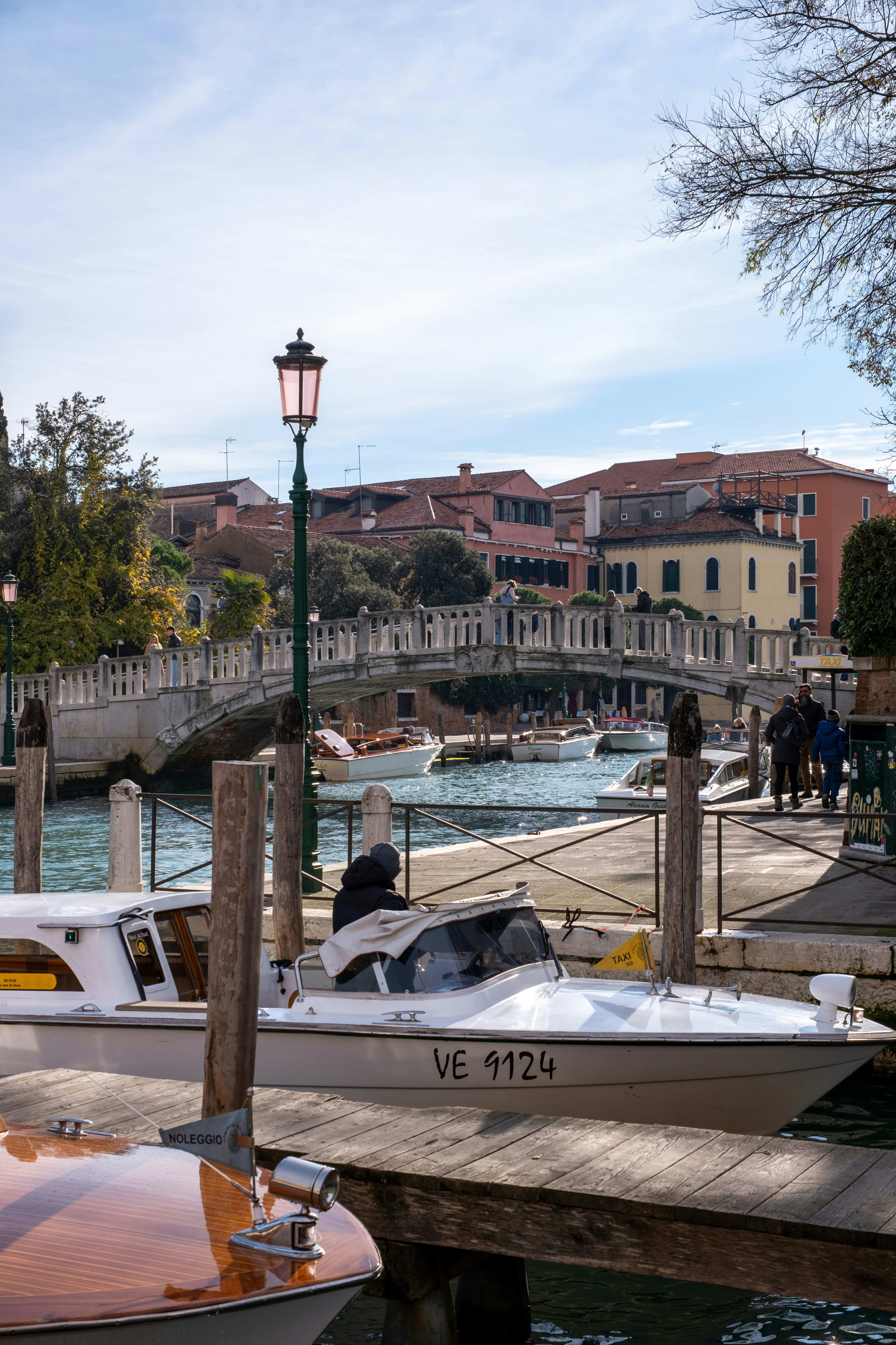 Un par de botes estacionados junto a un muelle foto – Imagen de Humano ...