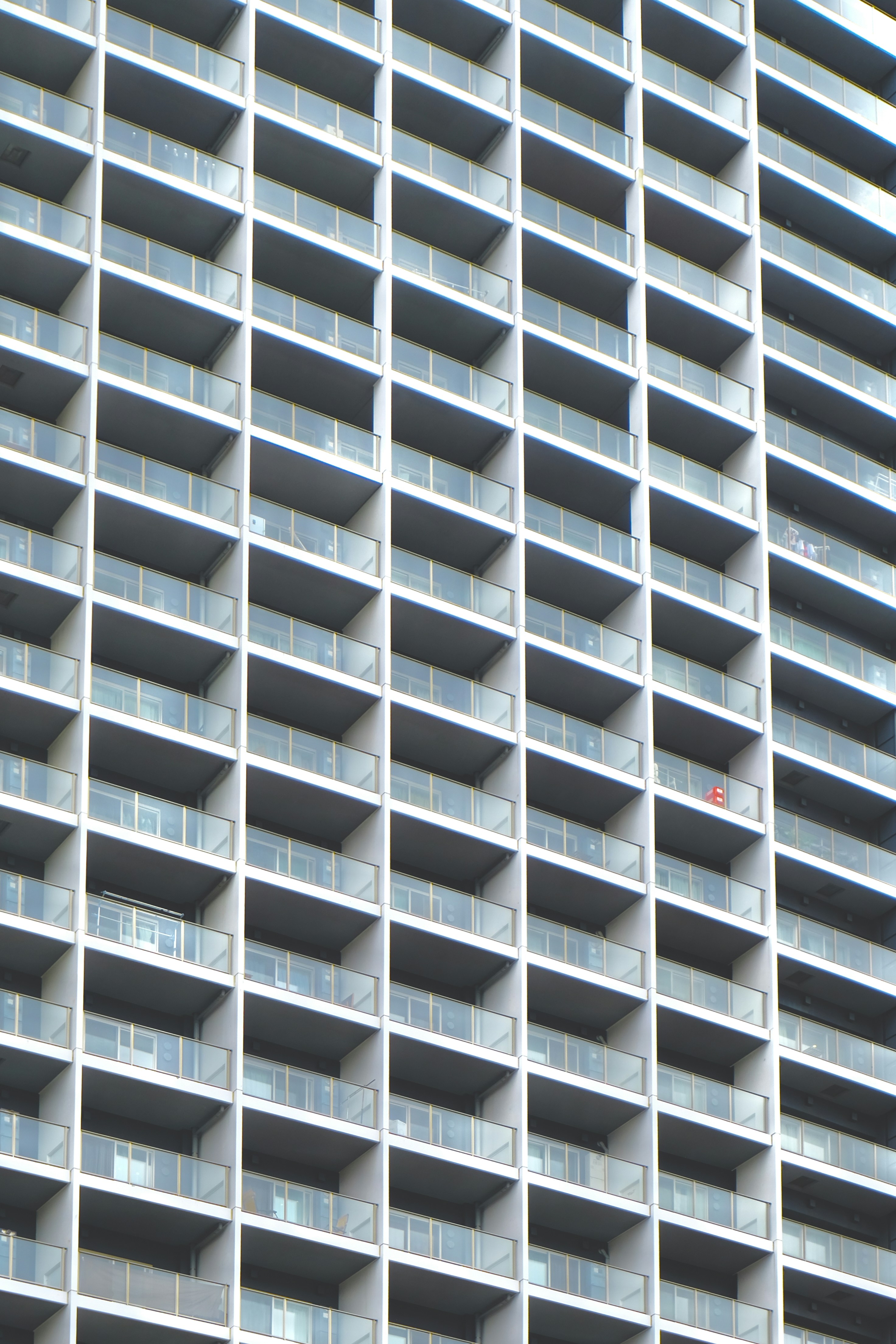 Un edificio alto con balcones frente a él foto – Imagen de Textura ...