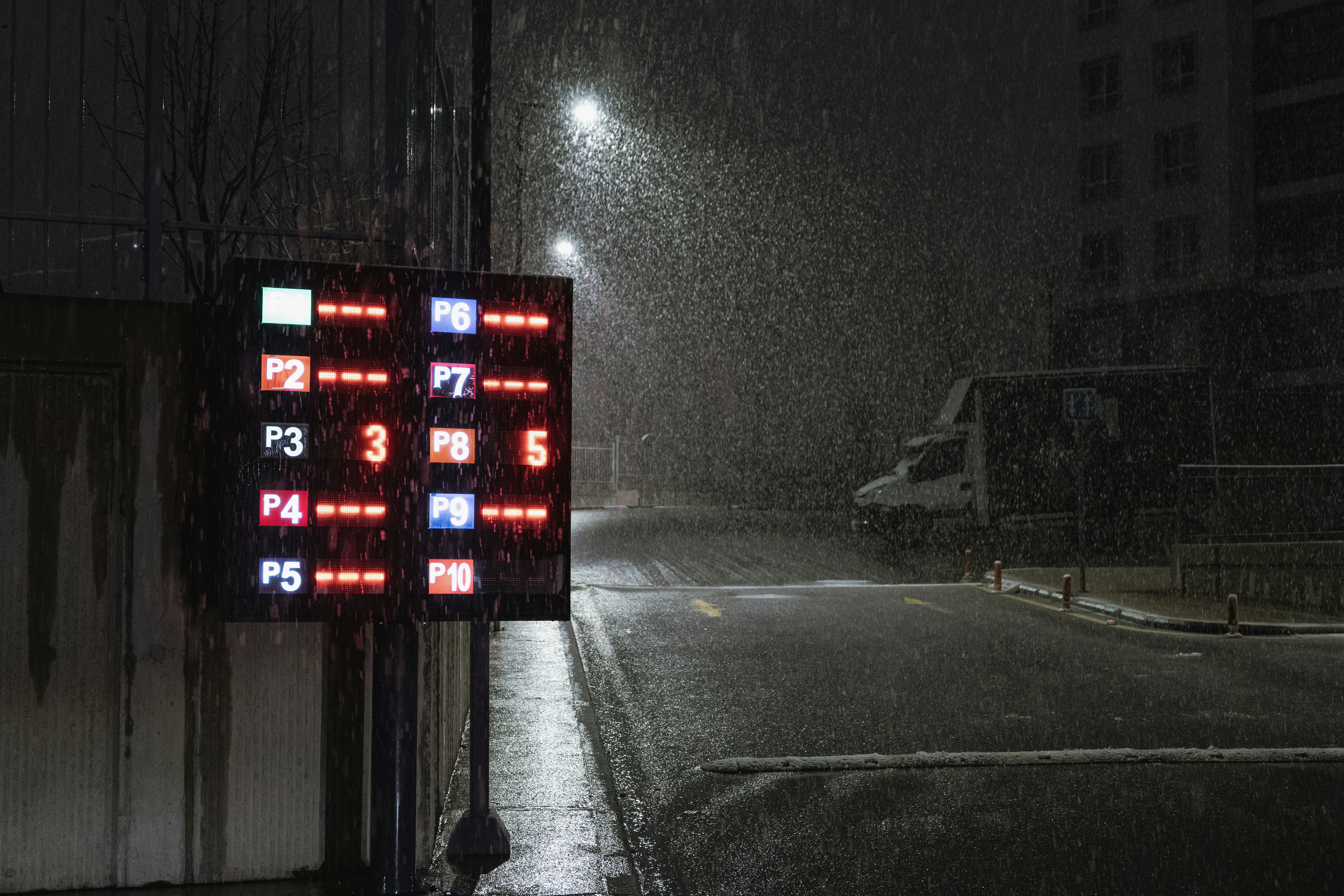 A street sign on a city street in the rainMustafa Turhan