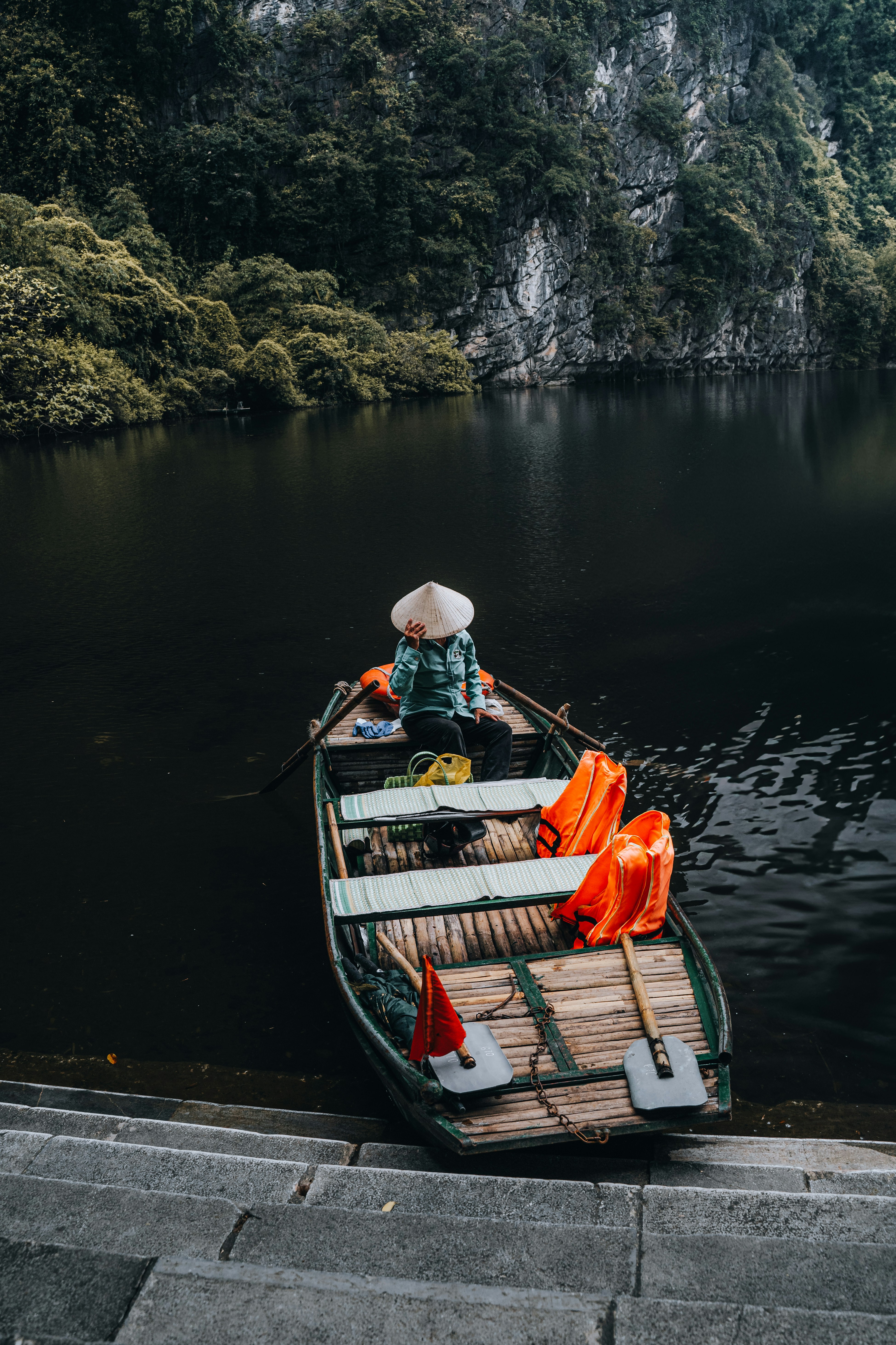 Un hombre sentado en un pequeño bote en un río foto – Imagen de Bote ...