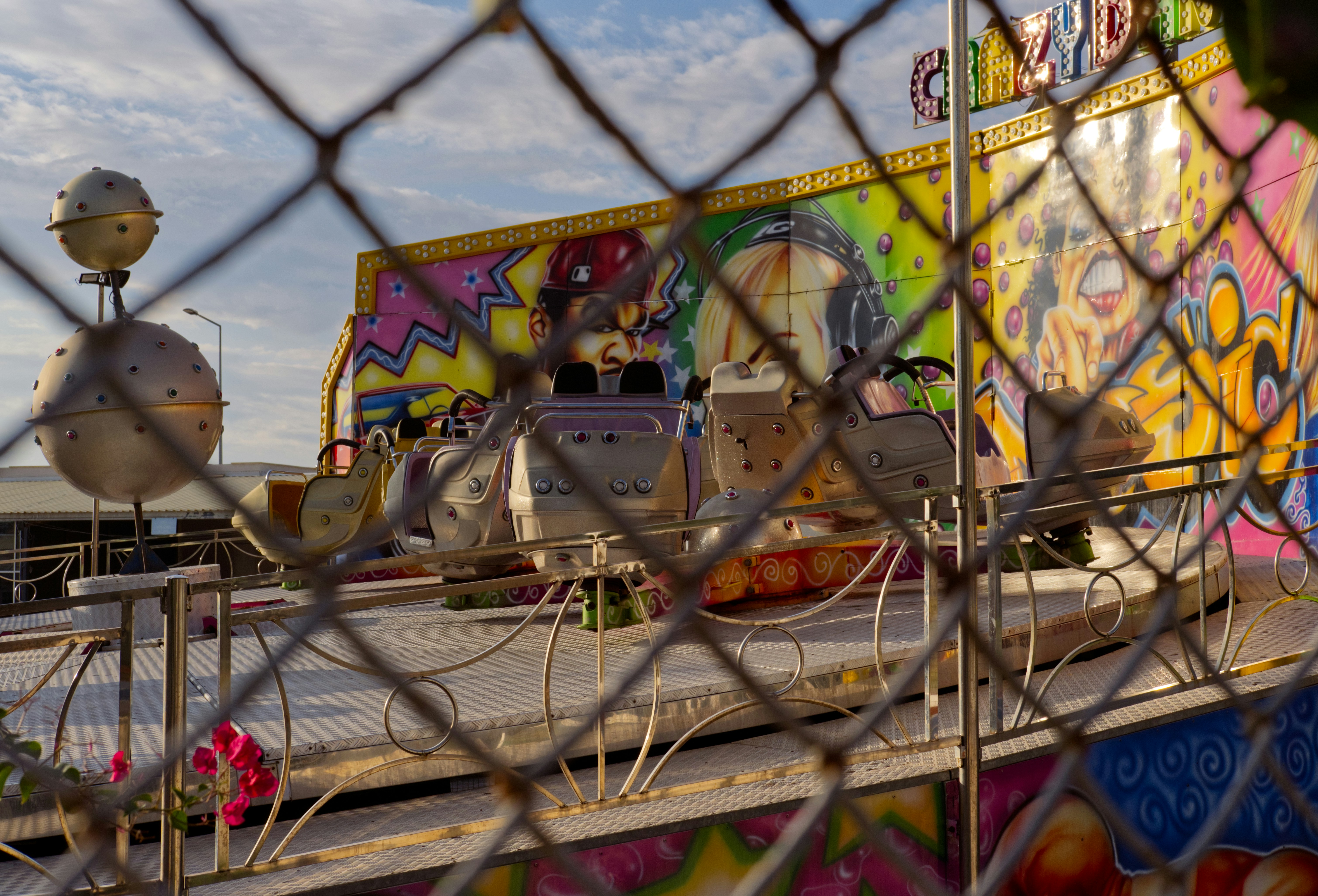 A carnival ride behind a chain link fence photo – Free Eğriçam Image on ...