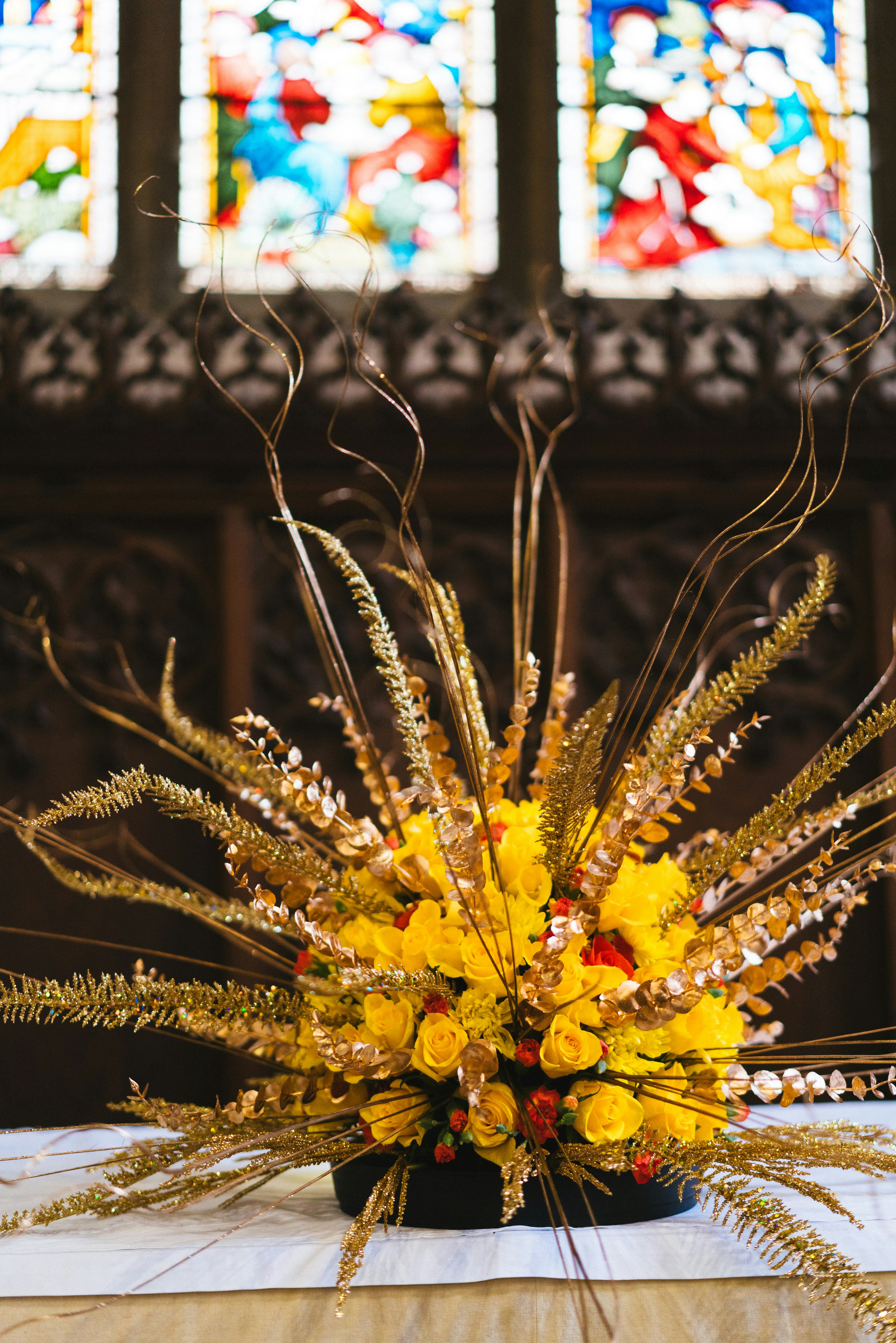 Foto Buket bunga di atas meja di depan jendela kaca patri – Gambar ...