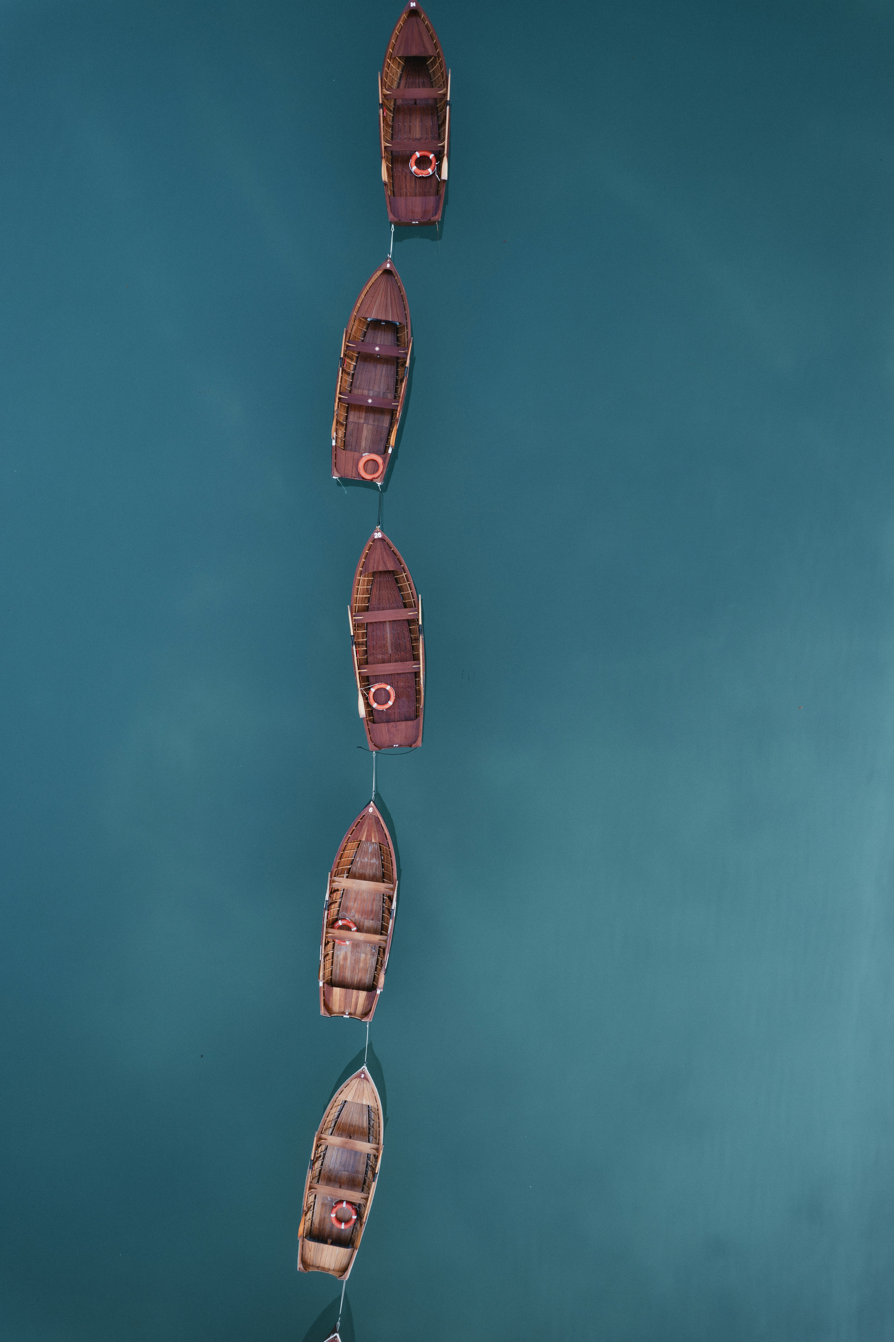 A group of boats floating on top of a body of water photo – Free Italie ...