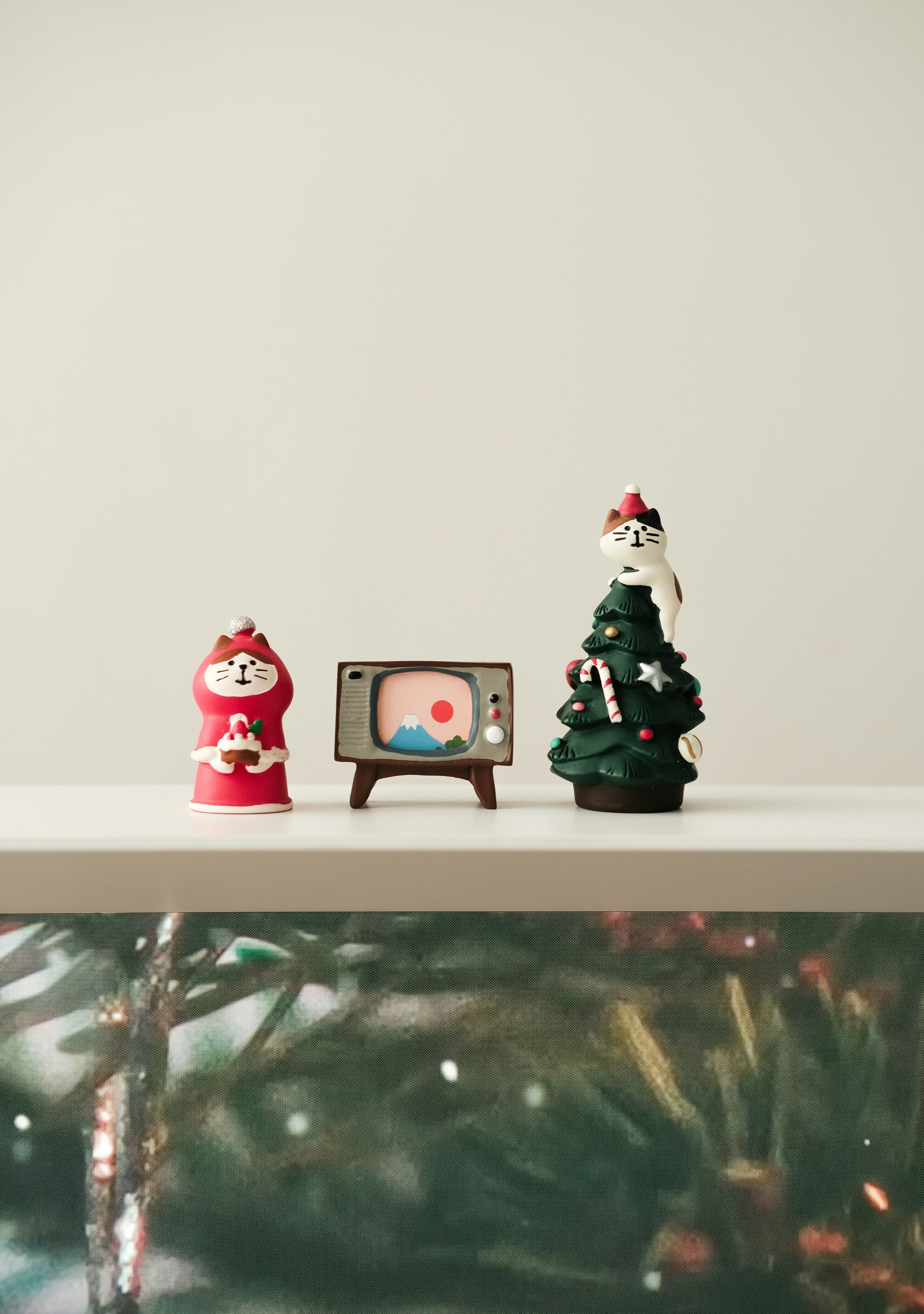 Mid-Century Cheer: A Retro TV Between Santa Figures on a Quiet Mantel