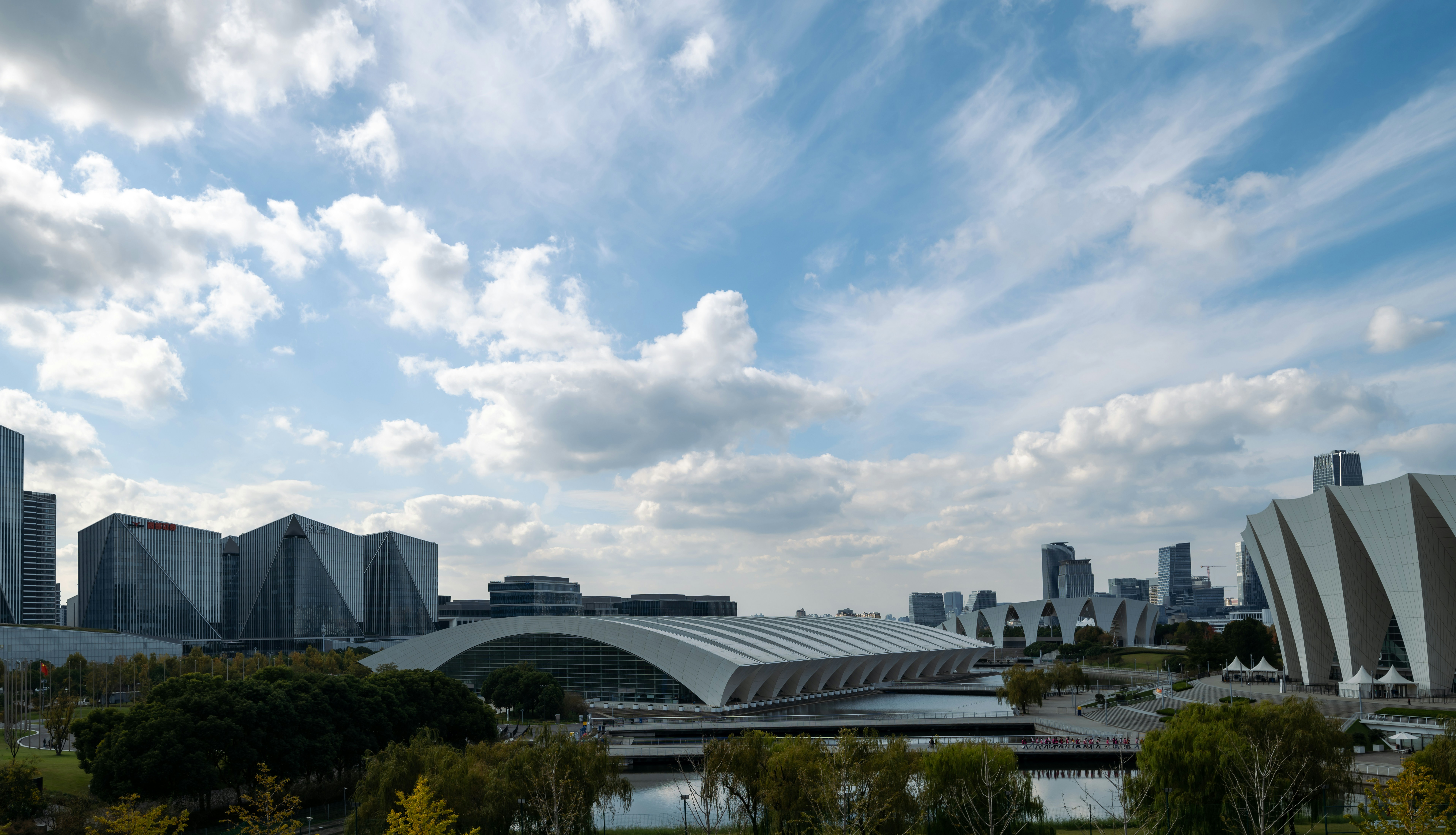 Horizon of Curves: Architectural Glass Fragments along a Waterfront