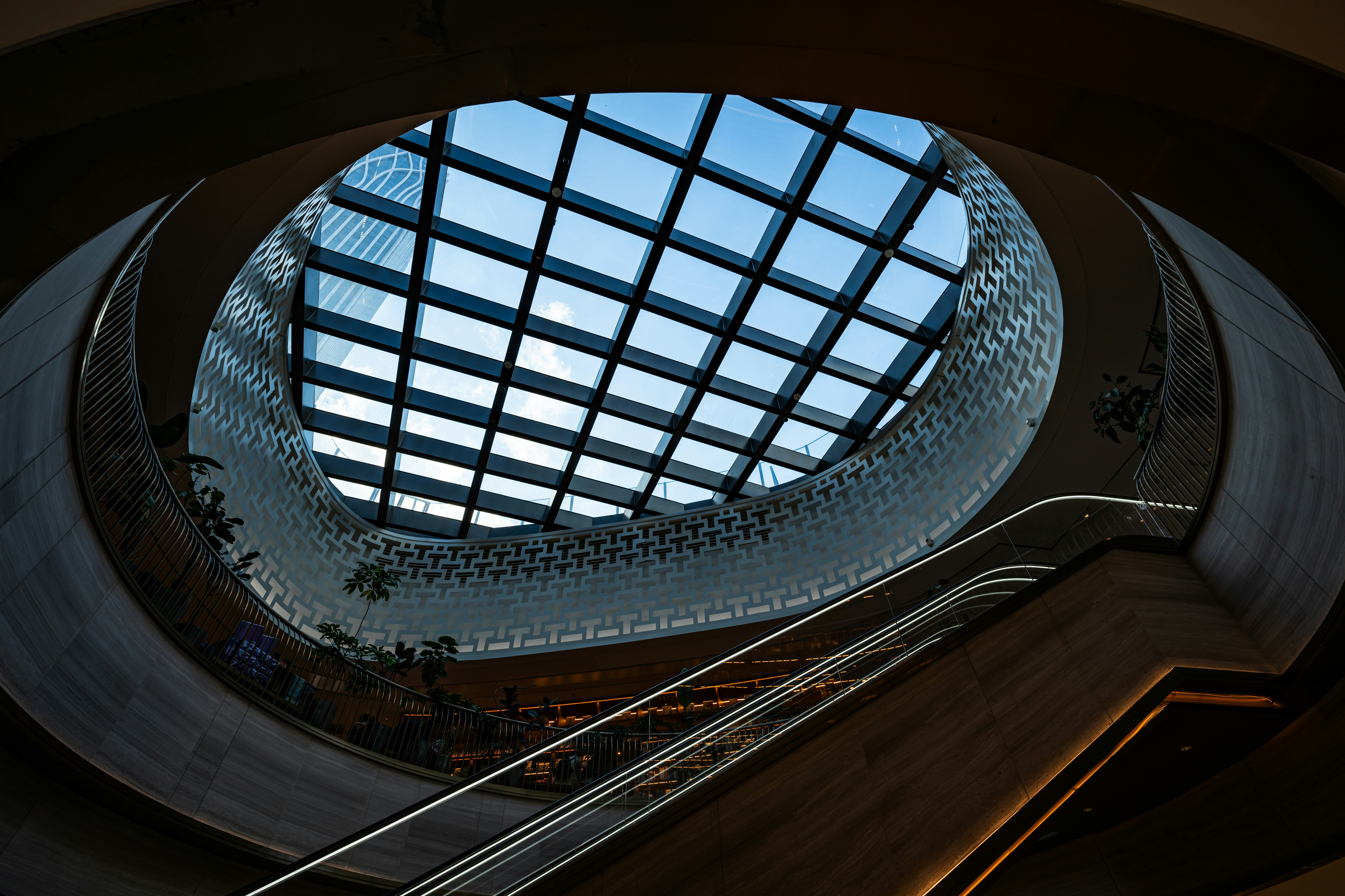 Una ventana circular en un edificio con una claraboya foto – Imagen de ...