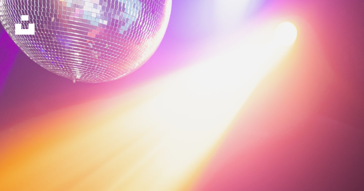 디스코 볼 앞에서 음악을 믹싱하는 Dj 사진 Unsplash의 무료 조명 이미지