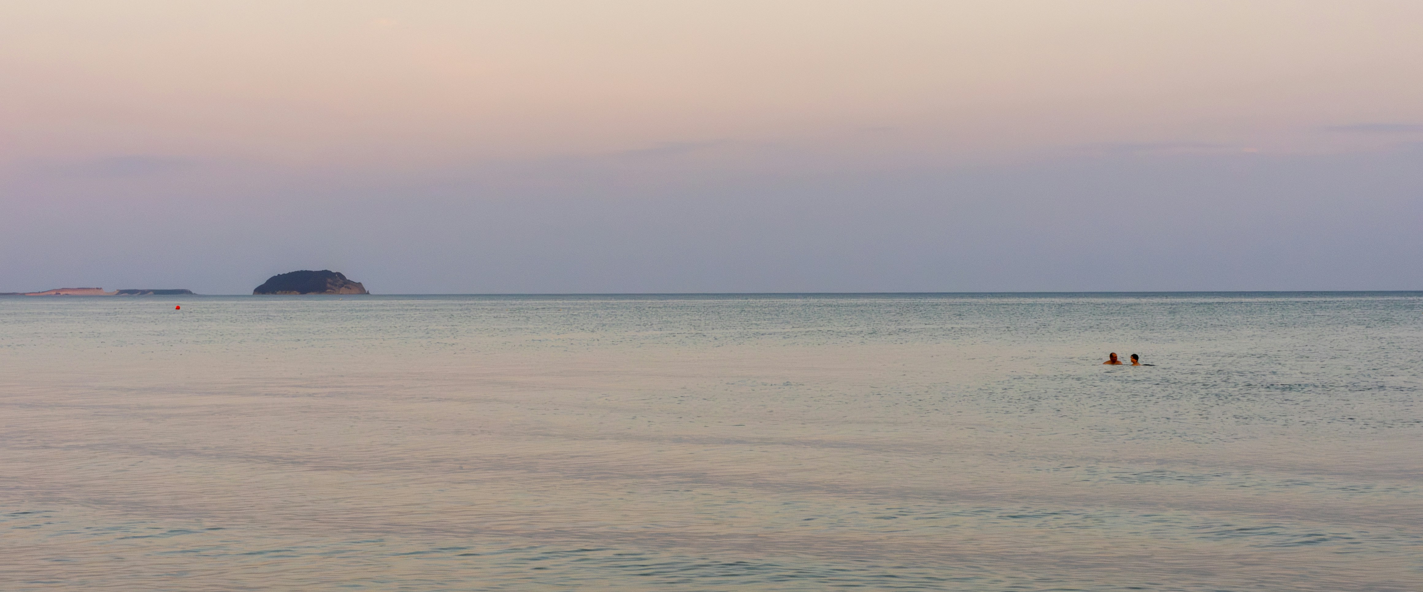 Un par de botes flotando sobre una gran masa de agua foto – Imagen de ...