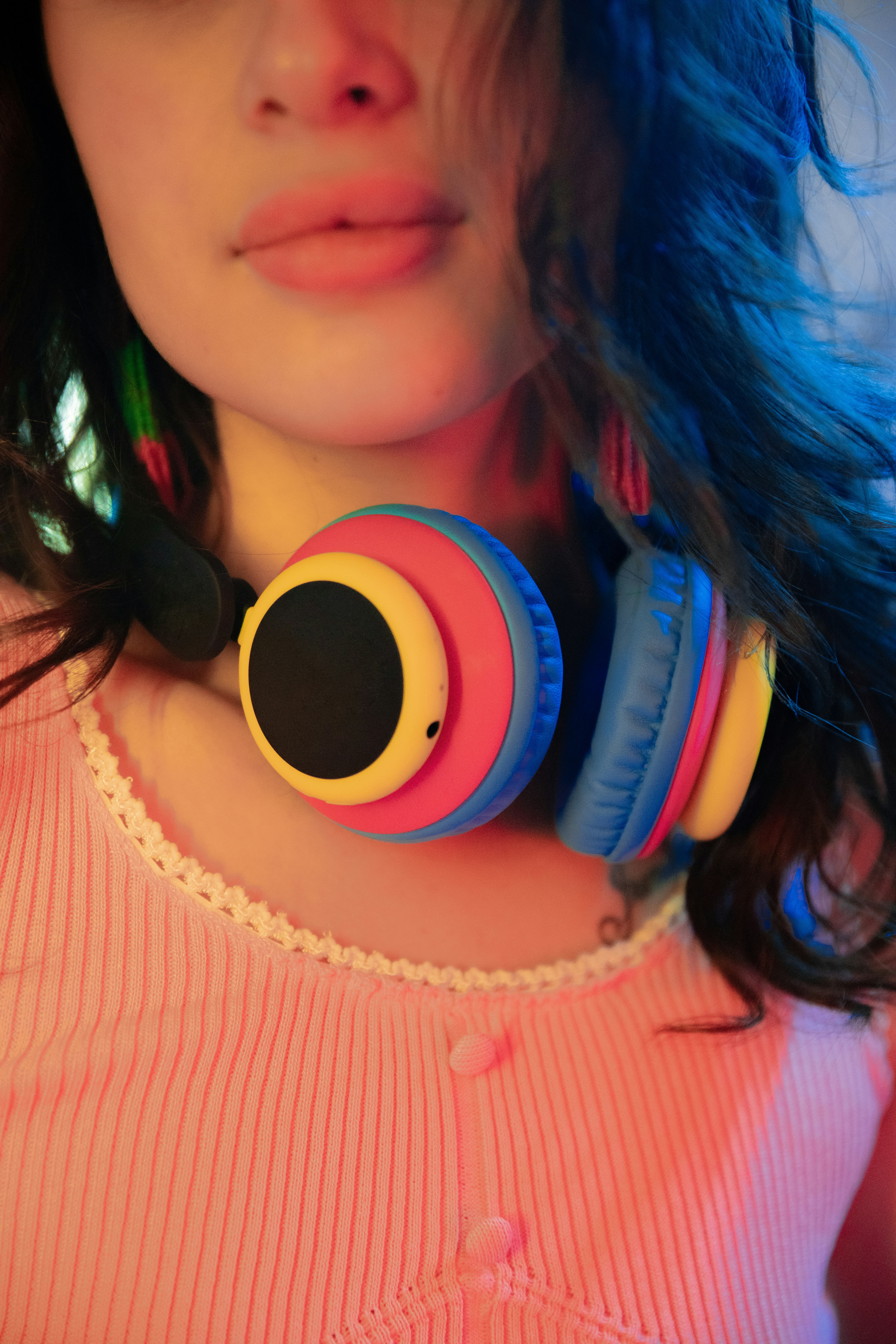 A woman wearing headphones and a pink shirt photo – Free Tech lifestyle Image on Unsplash