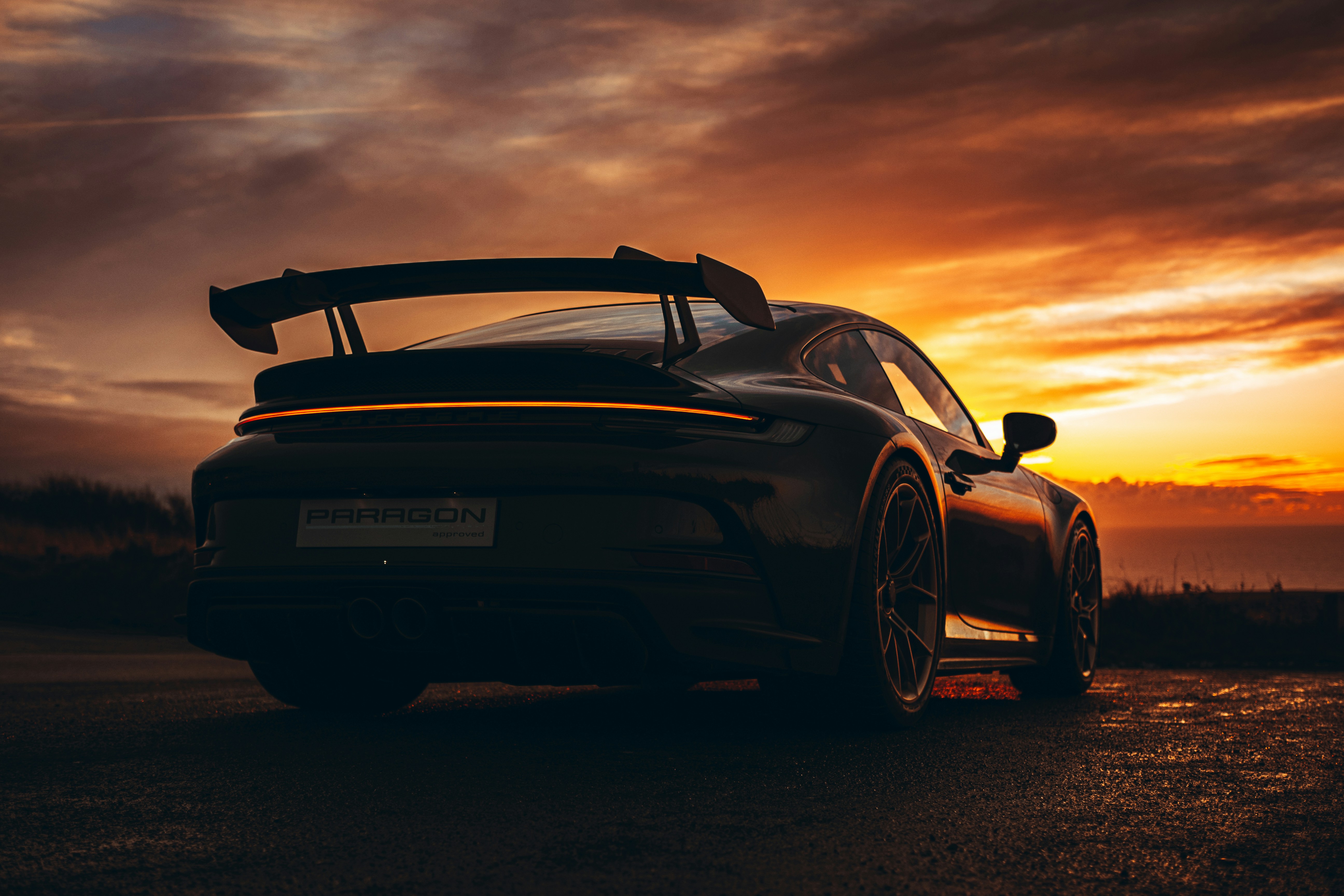 Un'auto parcheggiata sul ciglio della strada al tramonto foto ...