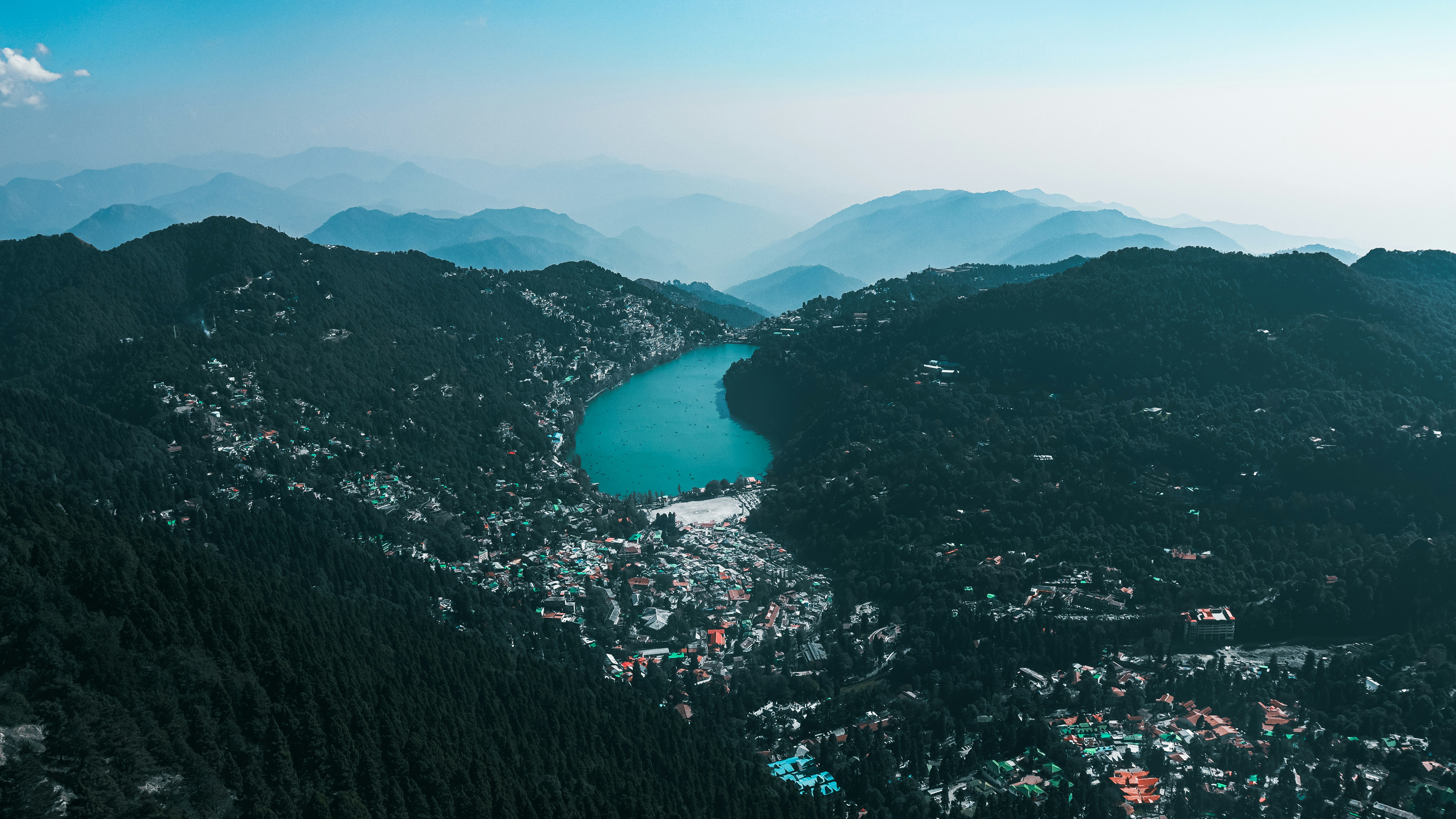 An aerial view of a city and a lake photo – Free Forest Image on Unsplash
