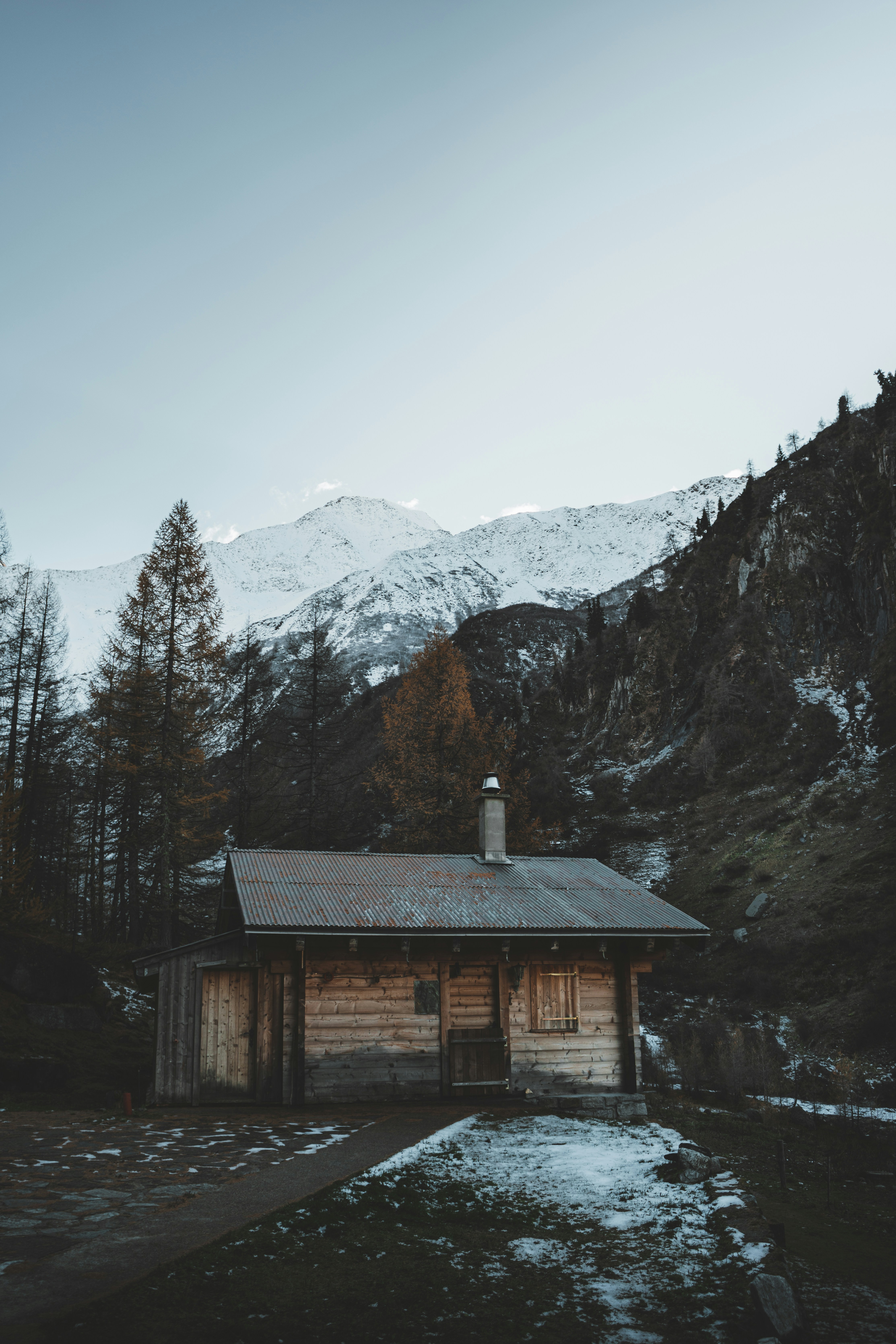 A small cabin in the middle of a mountain range photo – Free ...