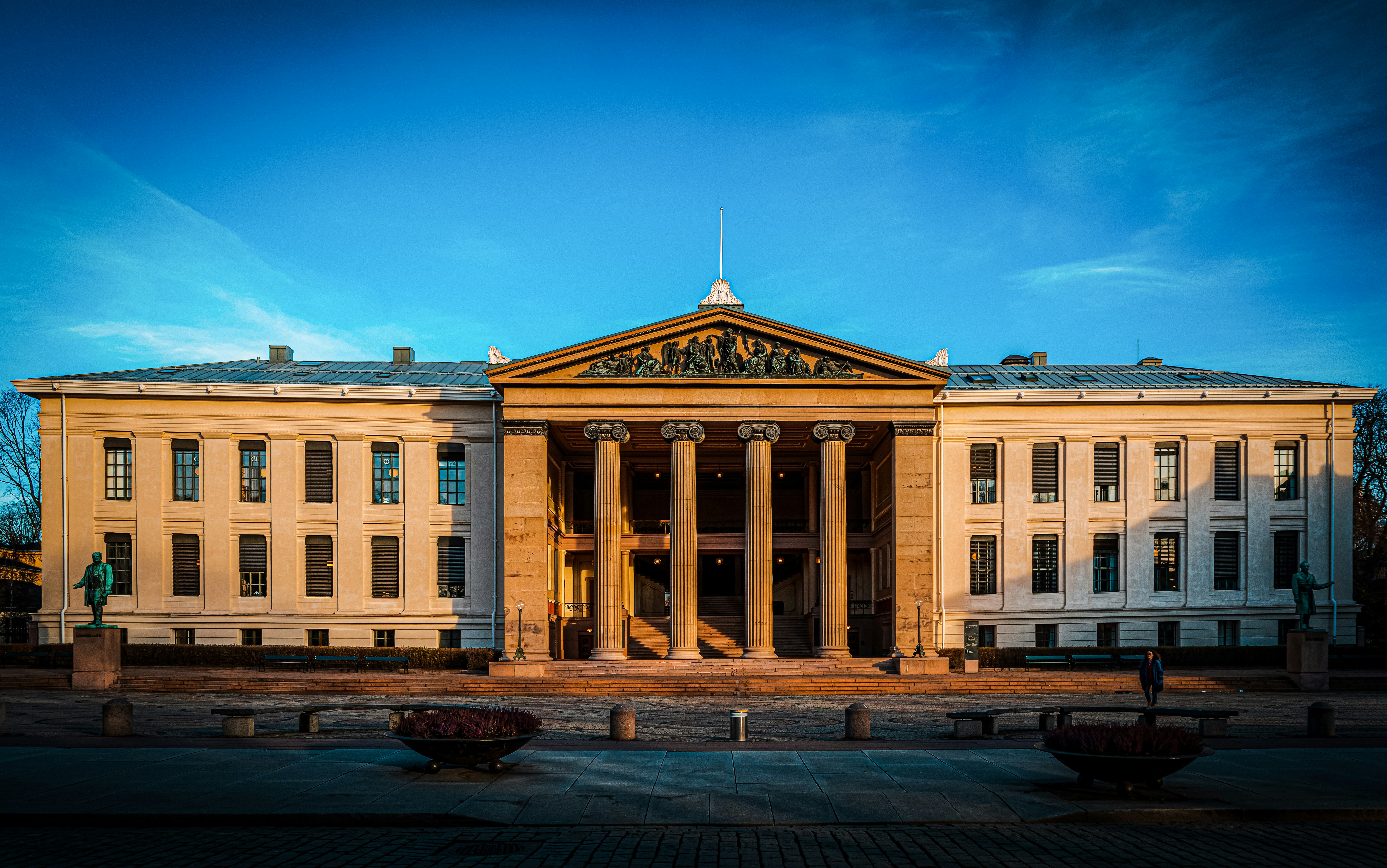Portico in Balance: A Neoclassical Facade Under a Clear Sky