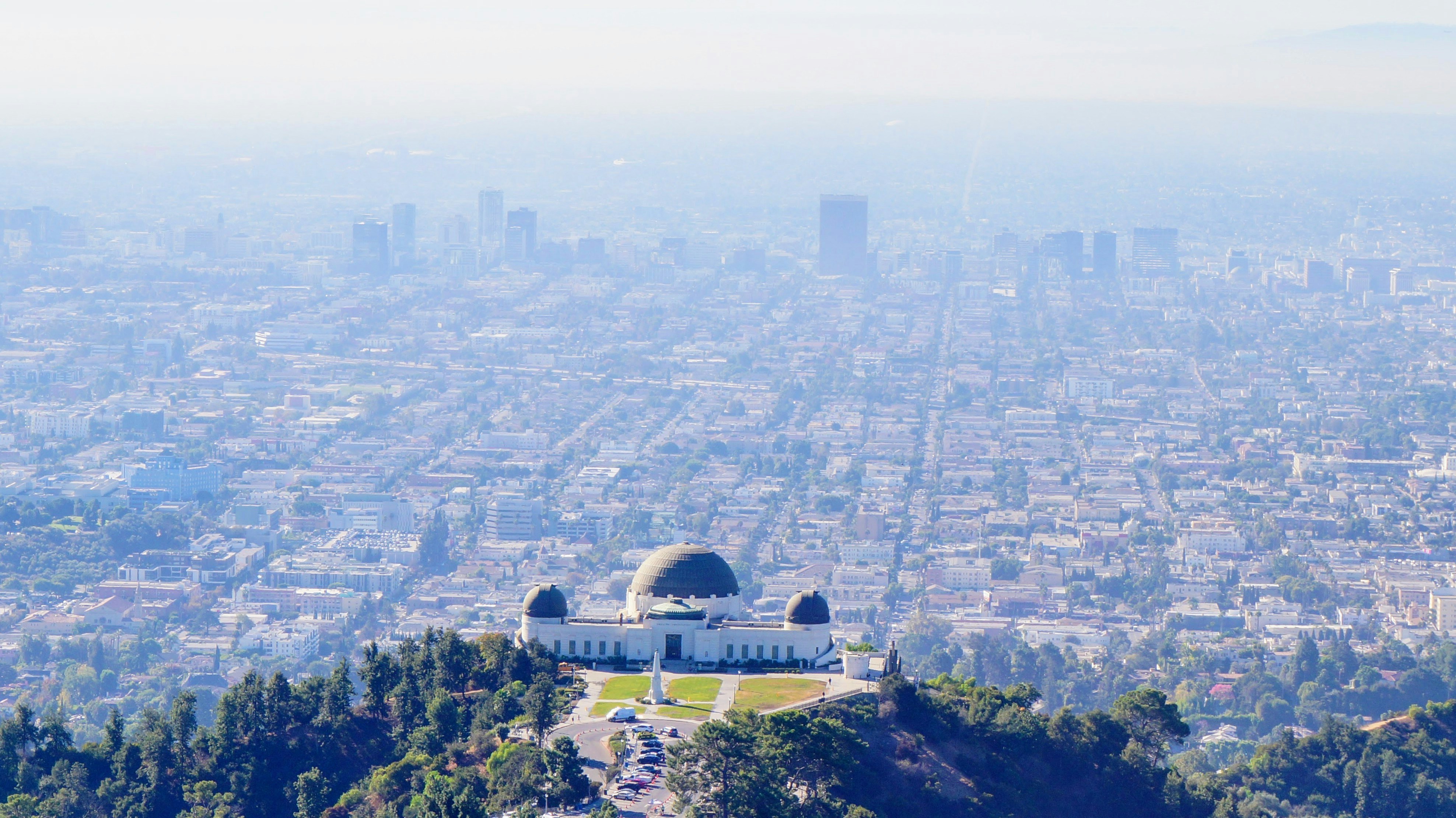 Una vista de una ciudad desde la cima de una colina foto – Imagen de ...