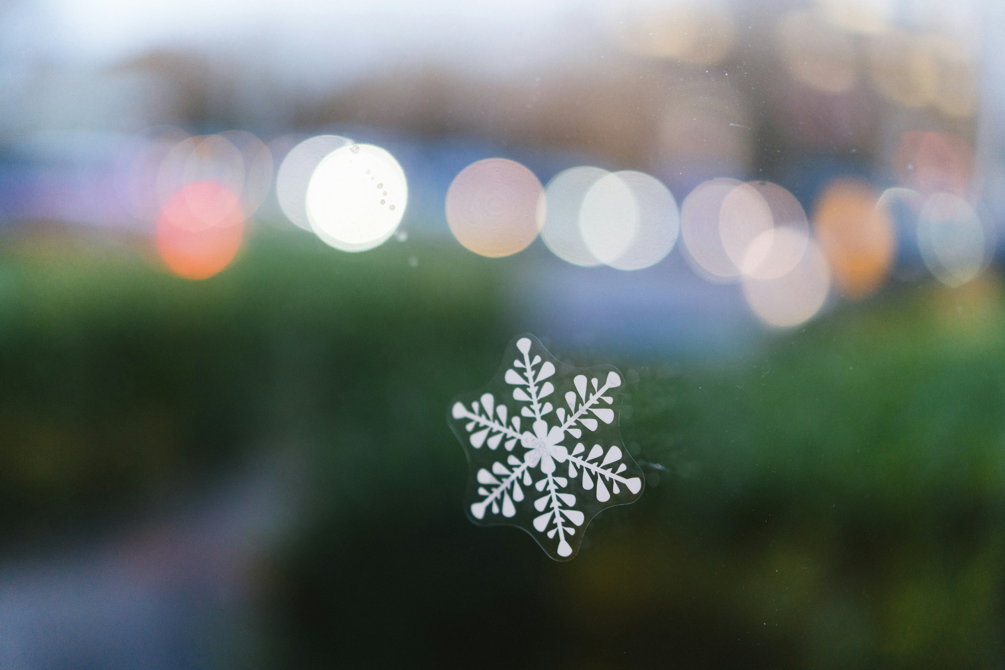 A close up of a snowflake on a window photo – Free Bokeh Image on Unsplash