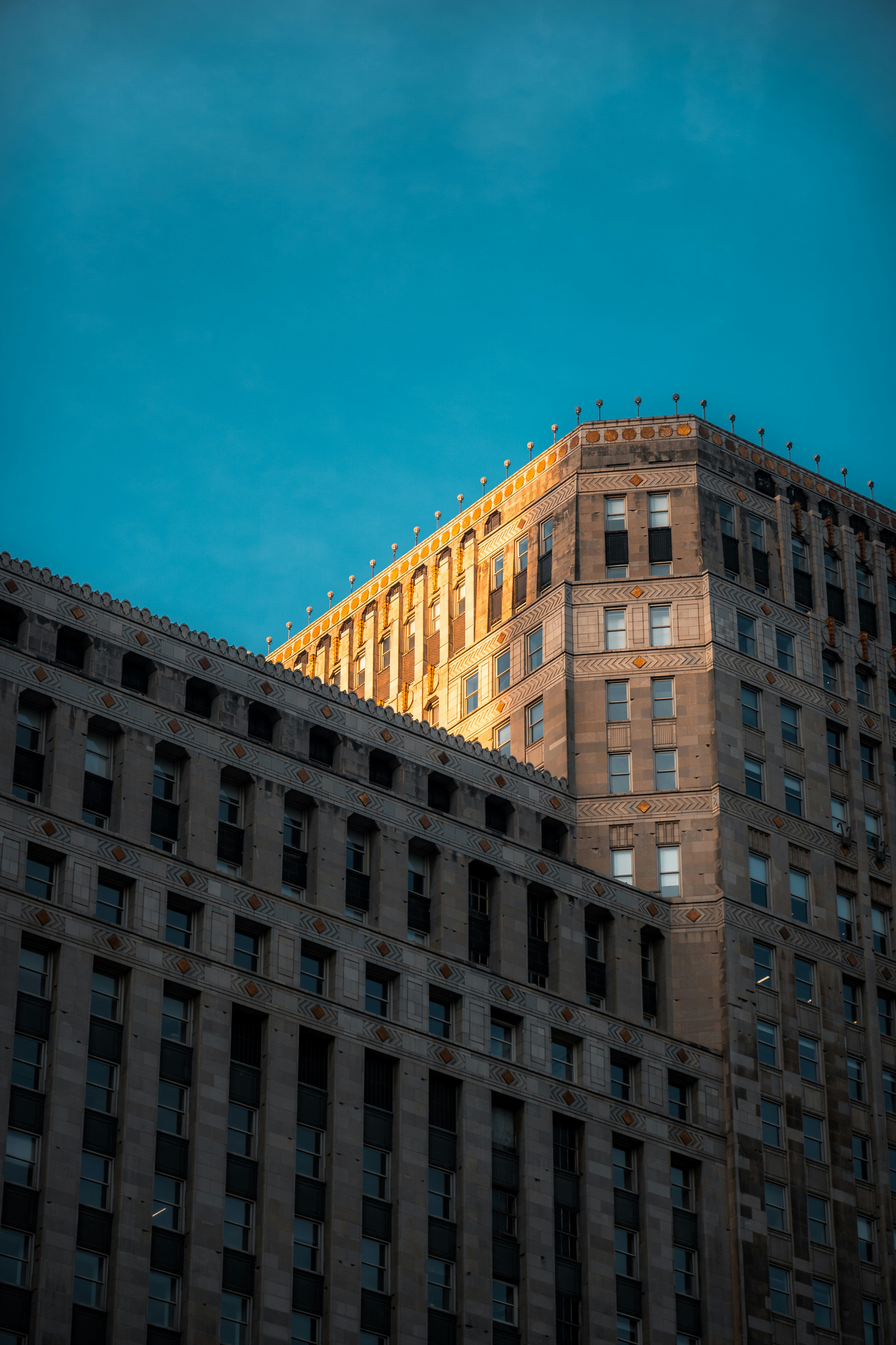 A very tall building with lots of windows photo – Free Building Image ...