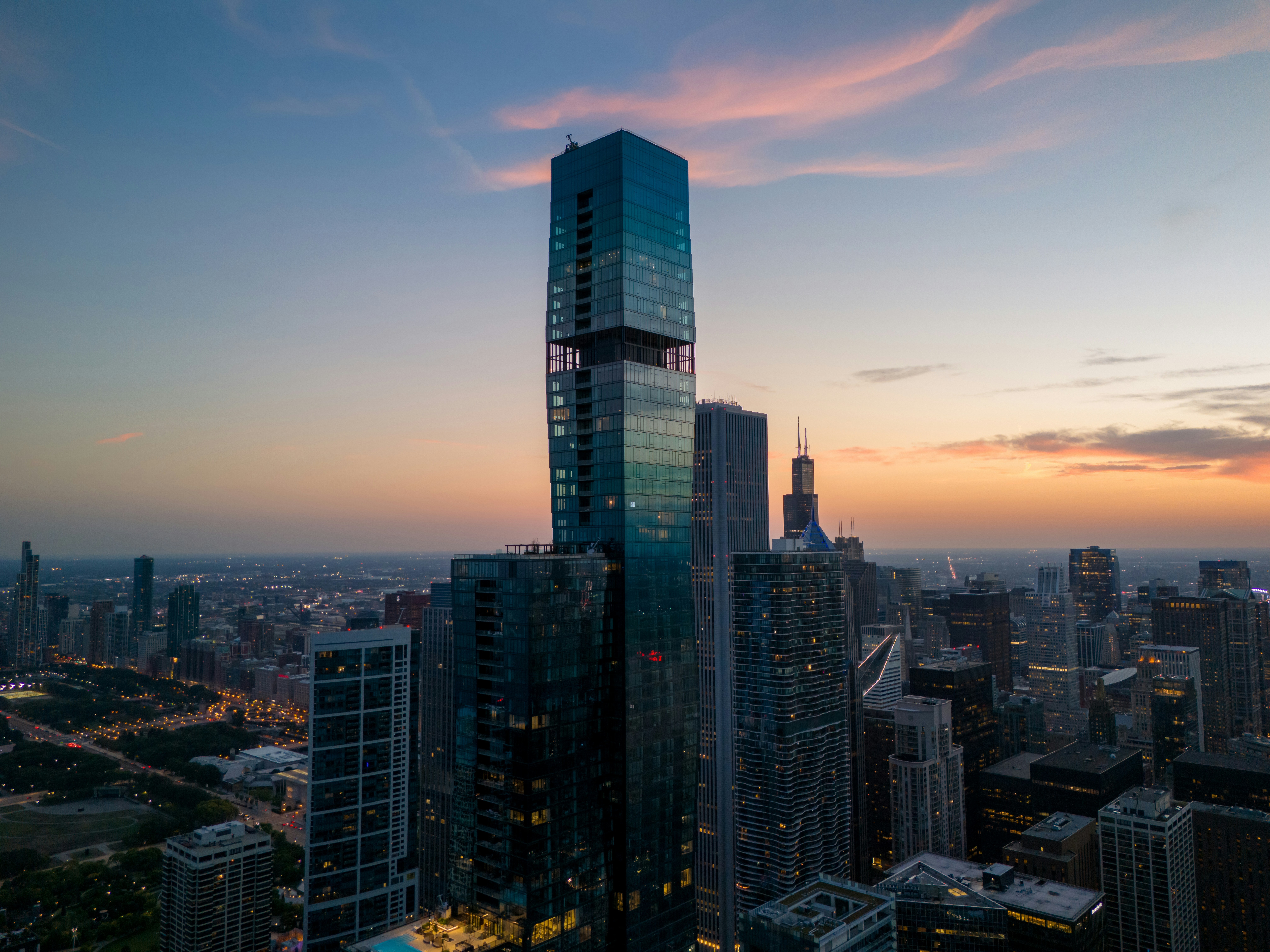 Una vista de un edificio muy alto en una ciudad foto – Imagen de Ciudad ...